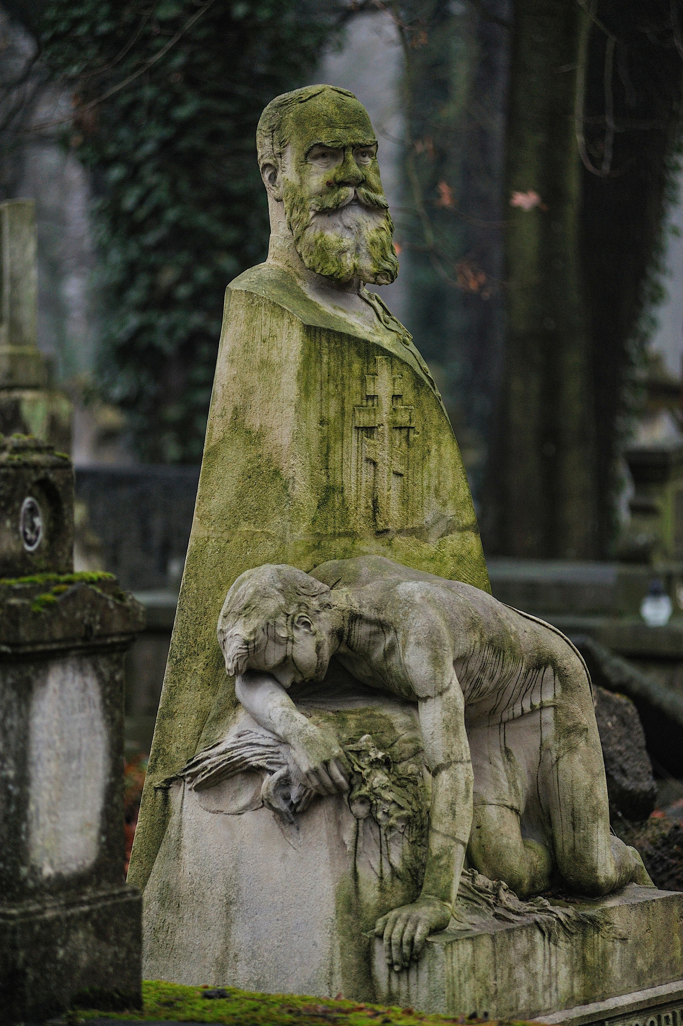 Concrete Statue of a Human · Free Stock Photo