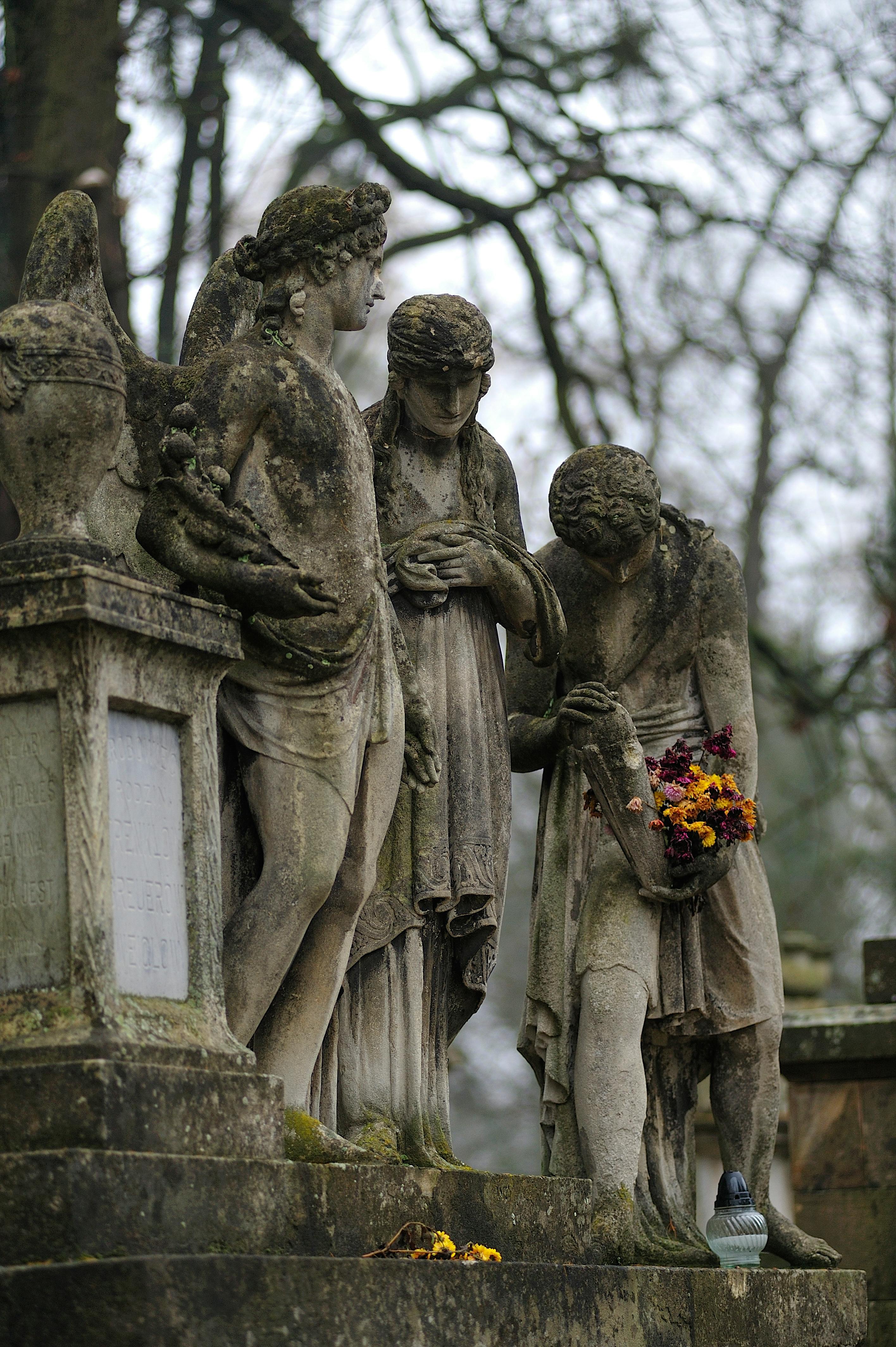 Statues of Humans on a Platform · Free Stock Photo