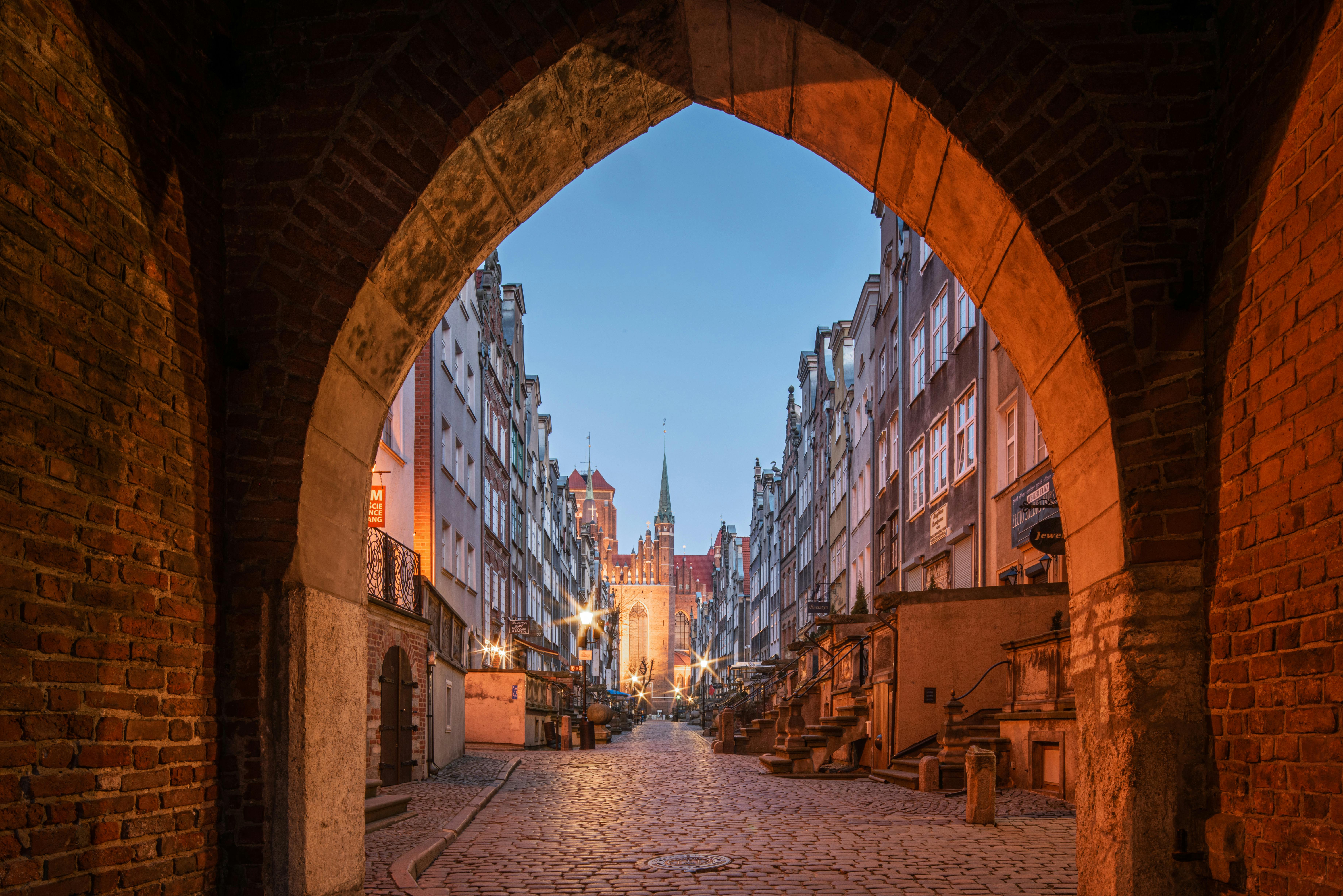 Cobblestone Alley in Old Town at Dusk · Free Stock Photo