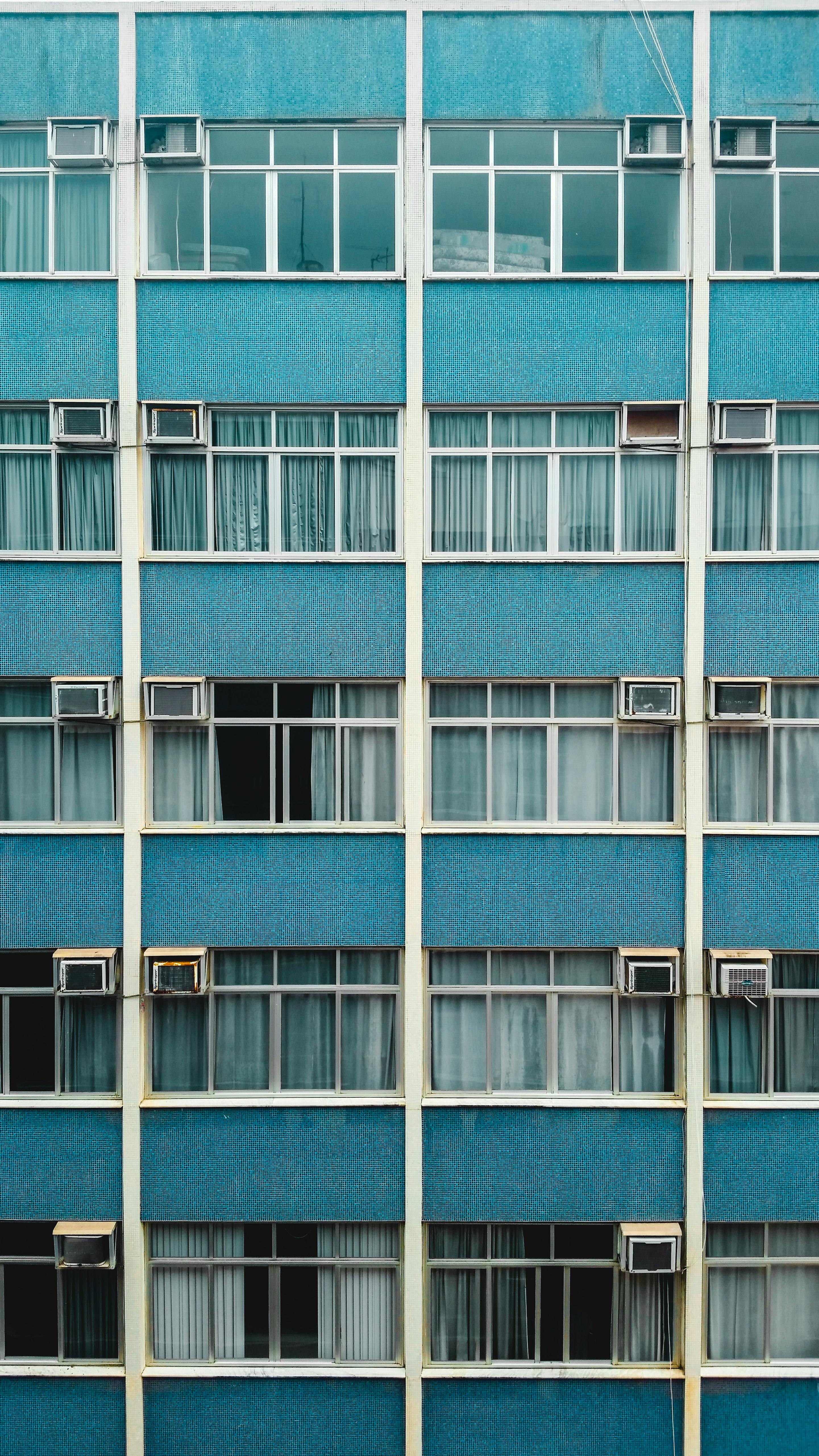 Gray and White Concrete Building · Free Stock Photo