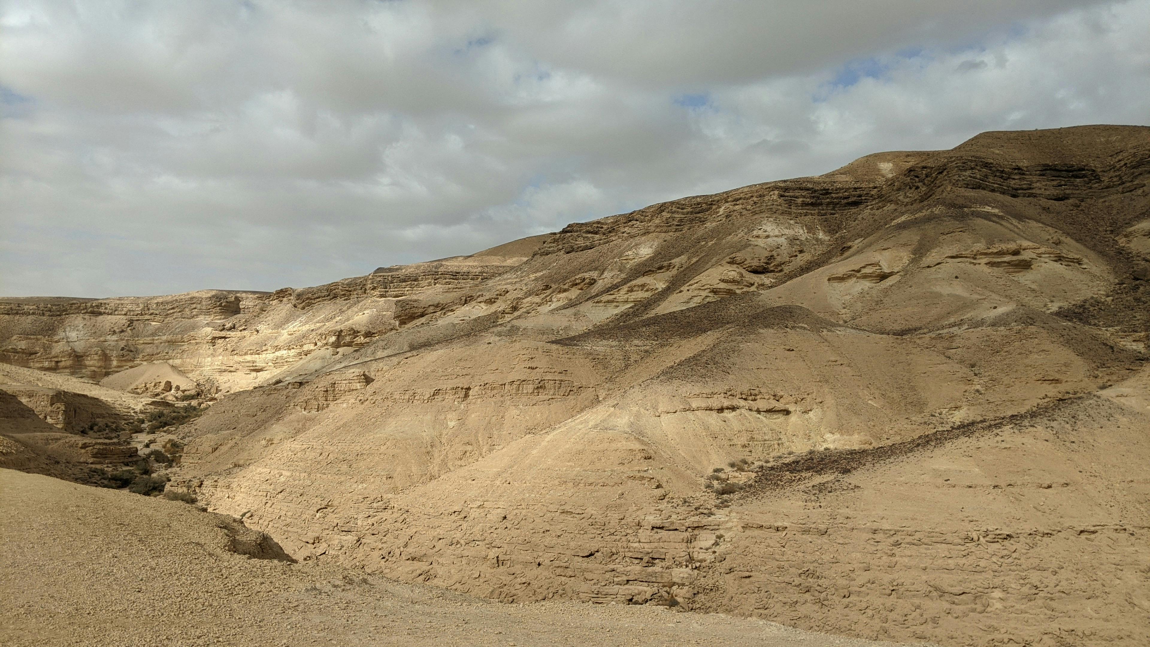 Thatone Overthereさんが収集したEyn Yerokam Desertの47件の写真と動画