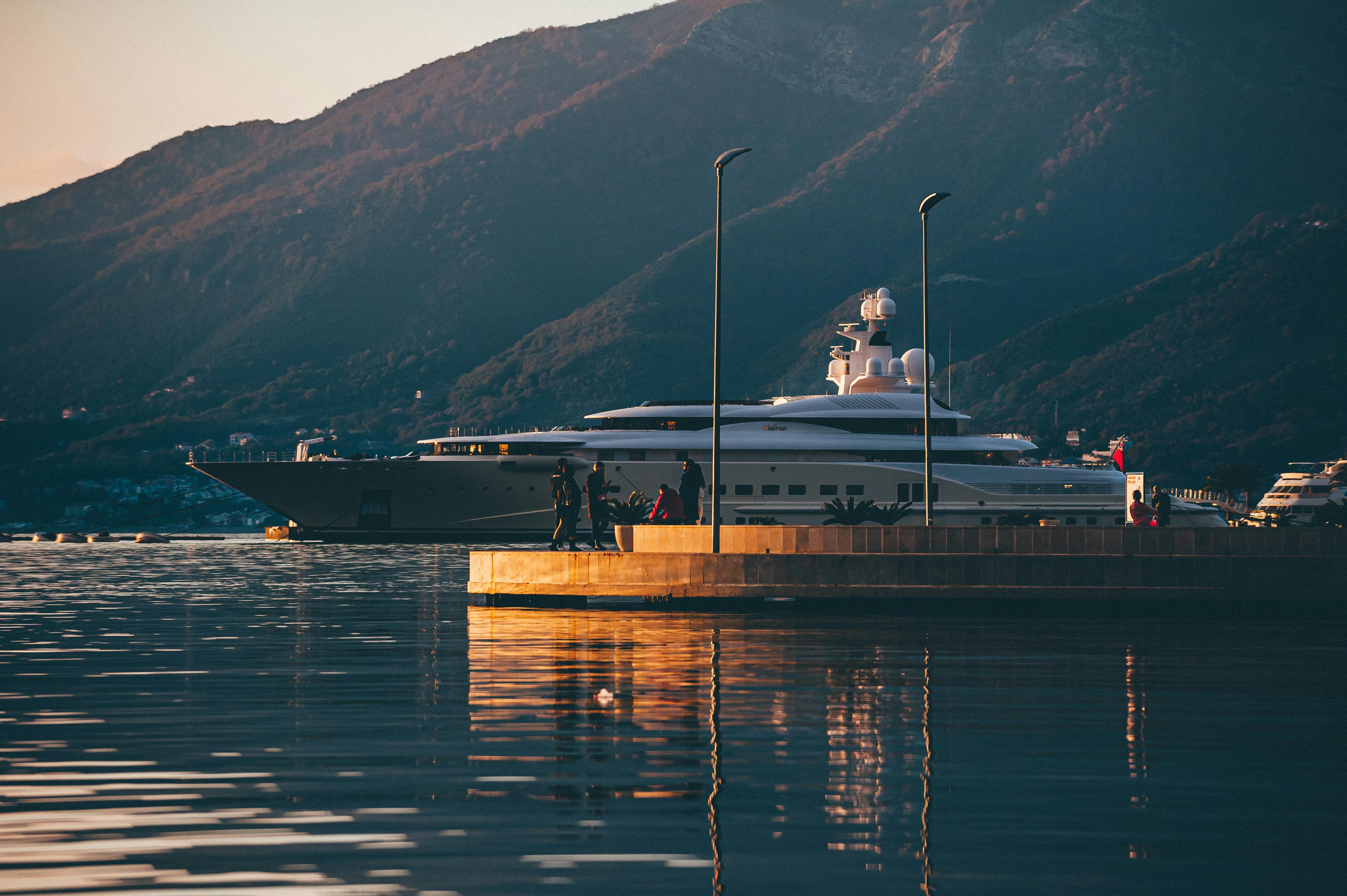 A White Yacht on the Harbour · Free Stock Photo