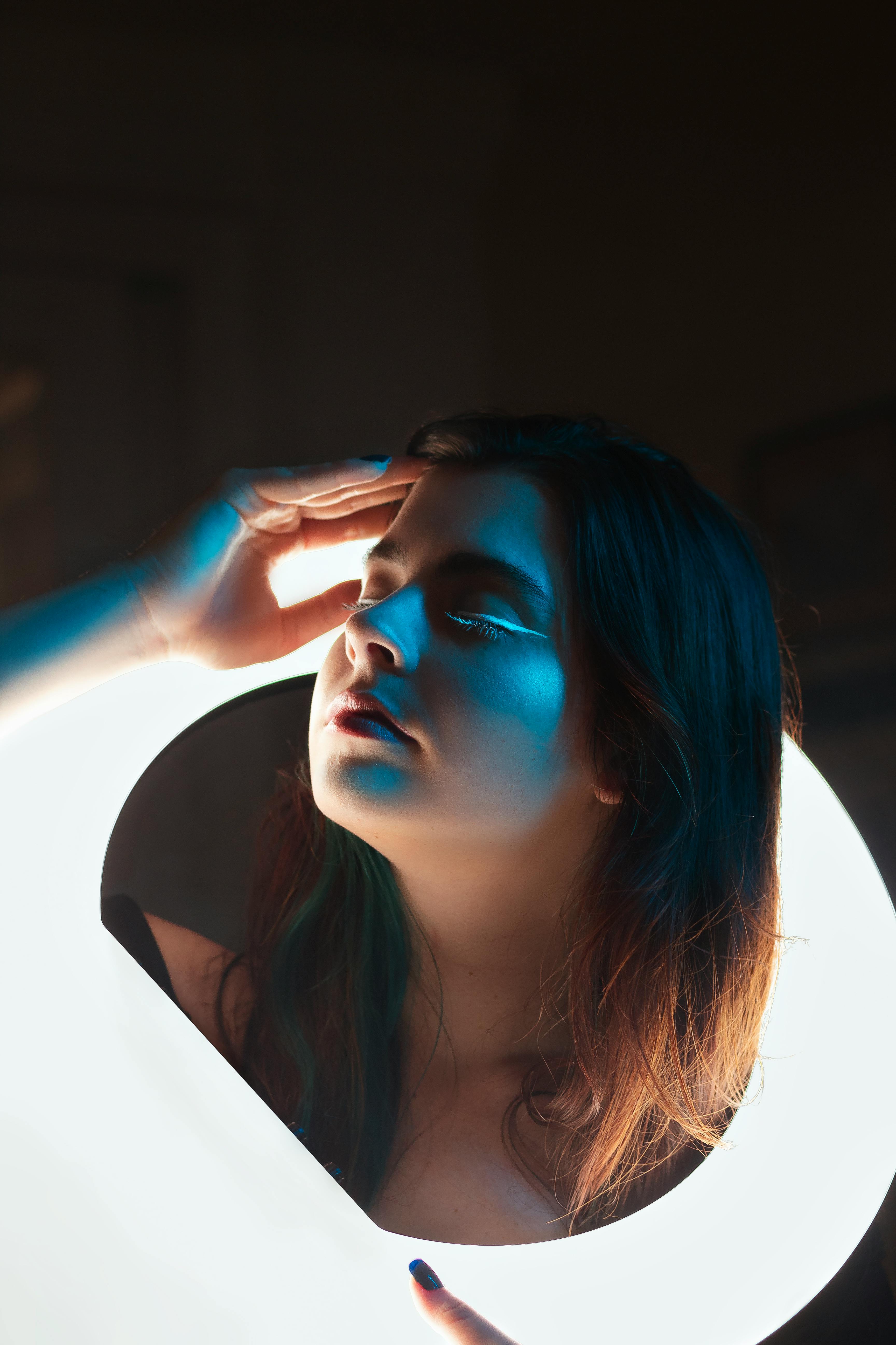 Woman's Head Inside the Ring Light · Free Stock Photo