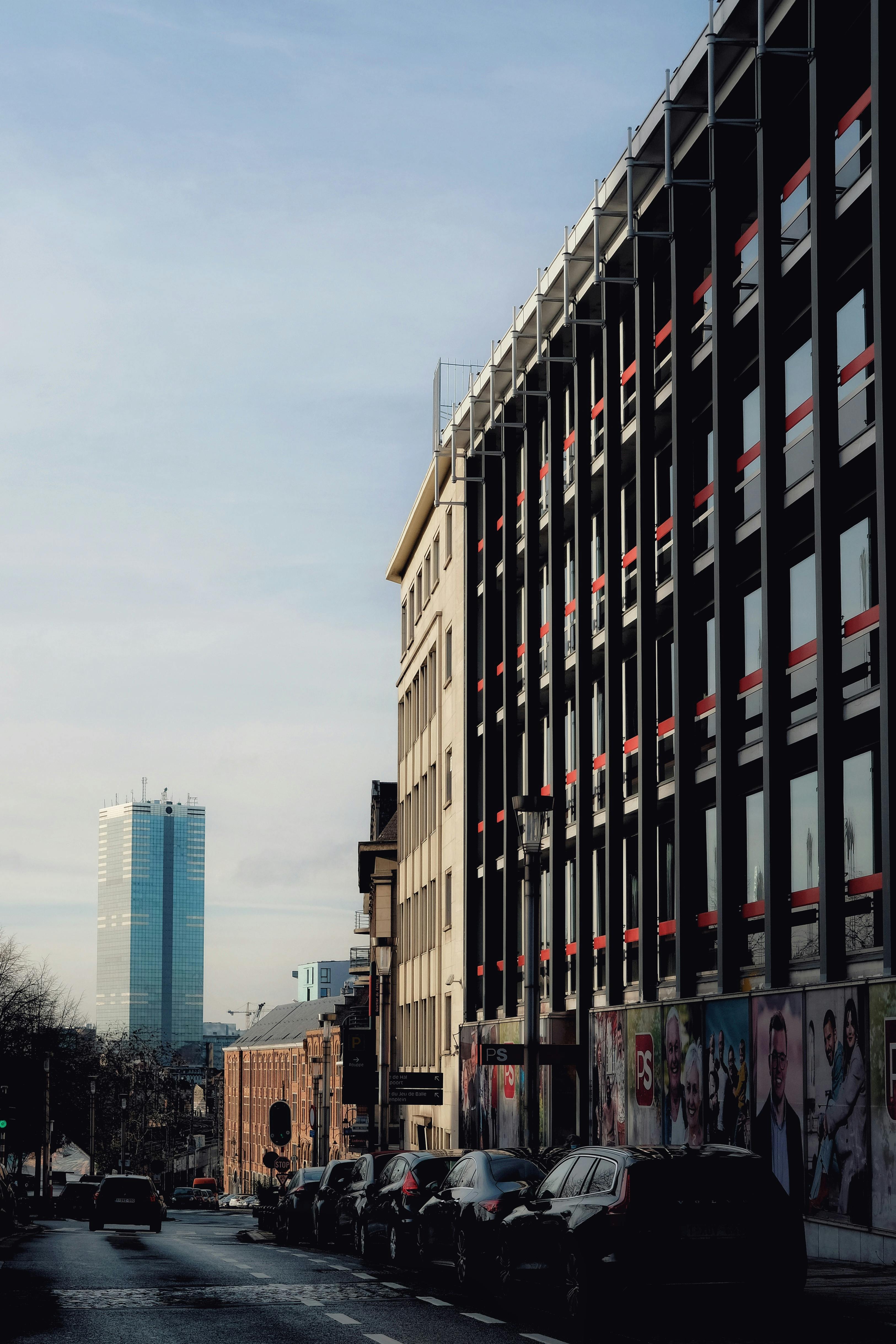A Building with Reflective Walls in the Park · Free Stock Photo