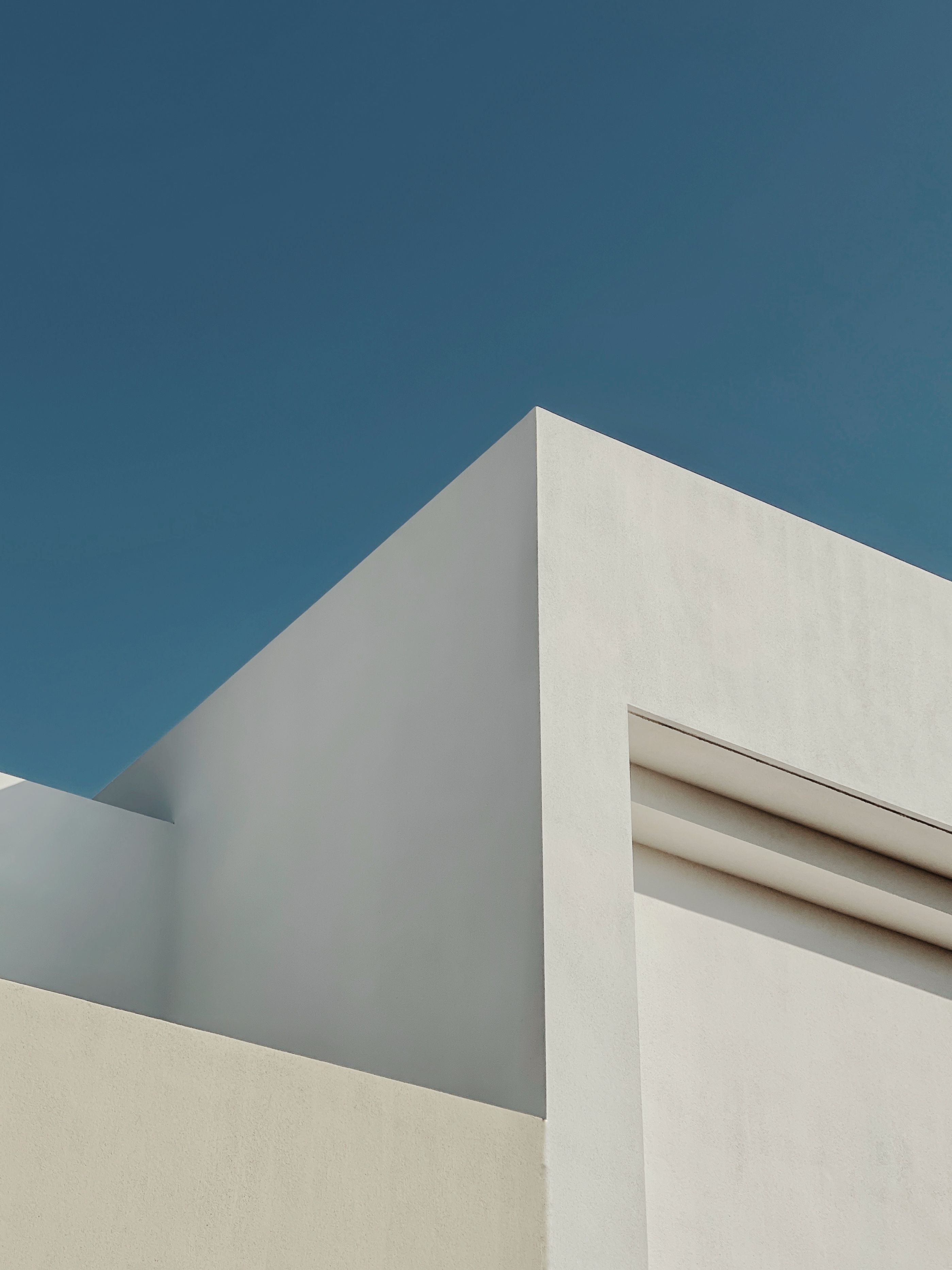 White finishing panels of building · Free Stock Photo
