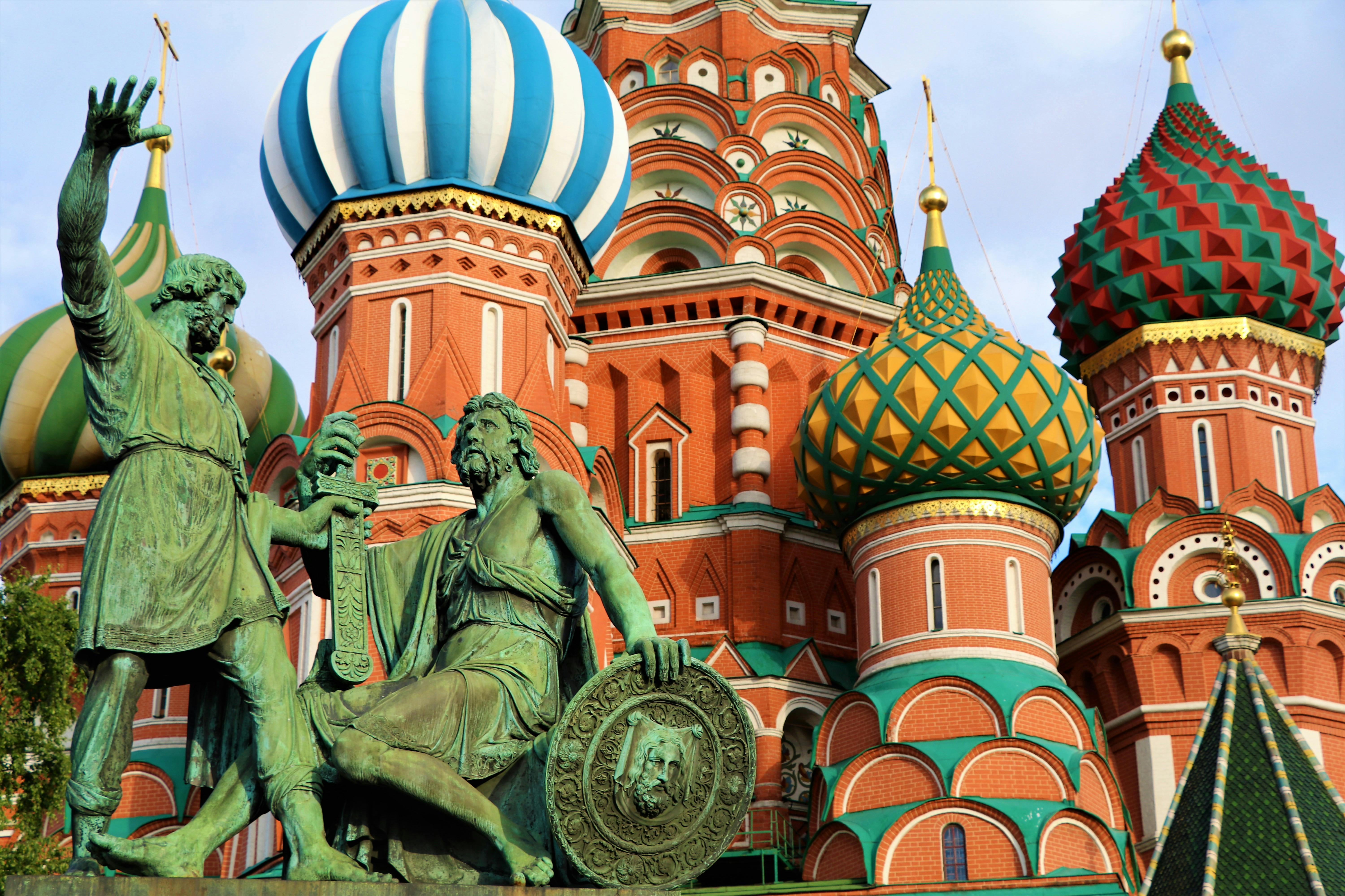 Statues in Kremlin · Free Stock Photo