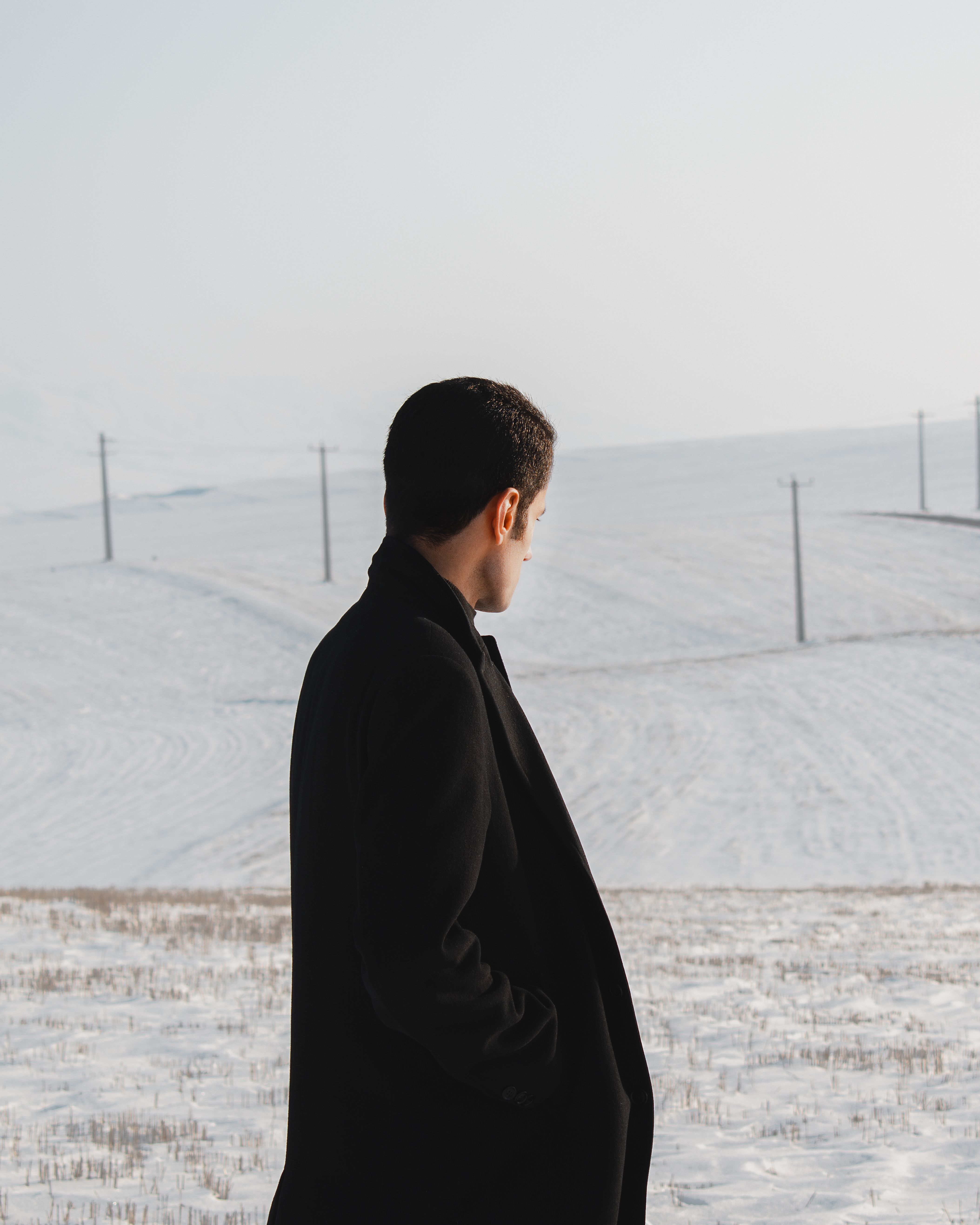 Unrecognizable man in snowy field · Free Stock Photo