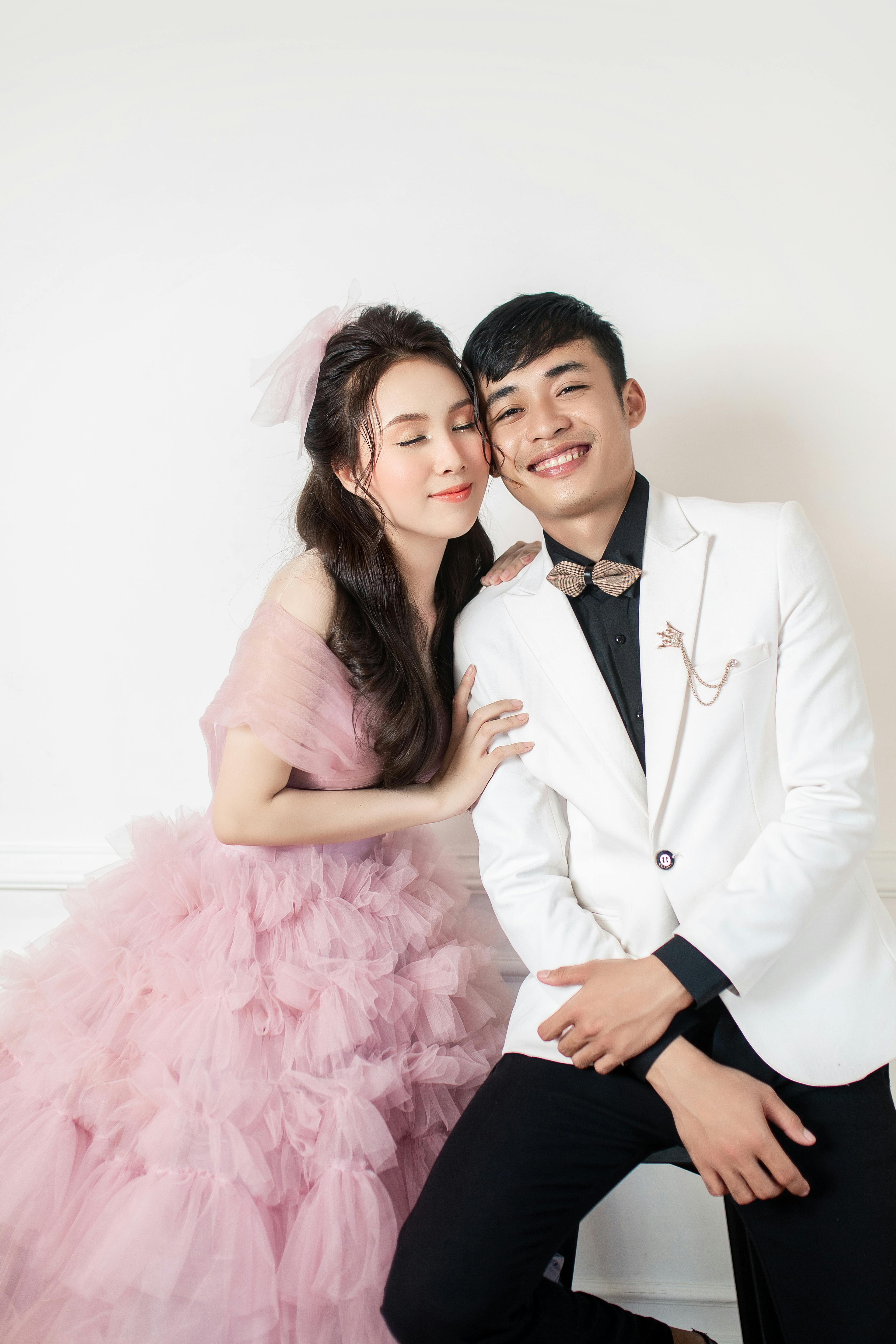 Pria Dalam Setelan Putih Di Samping Wanita Dengan Gaun Merah Muda ...