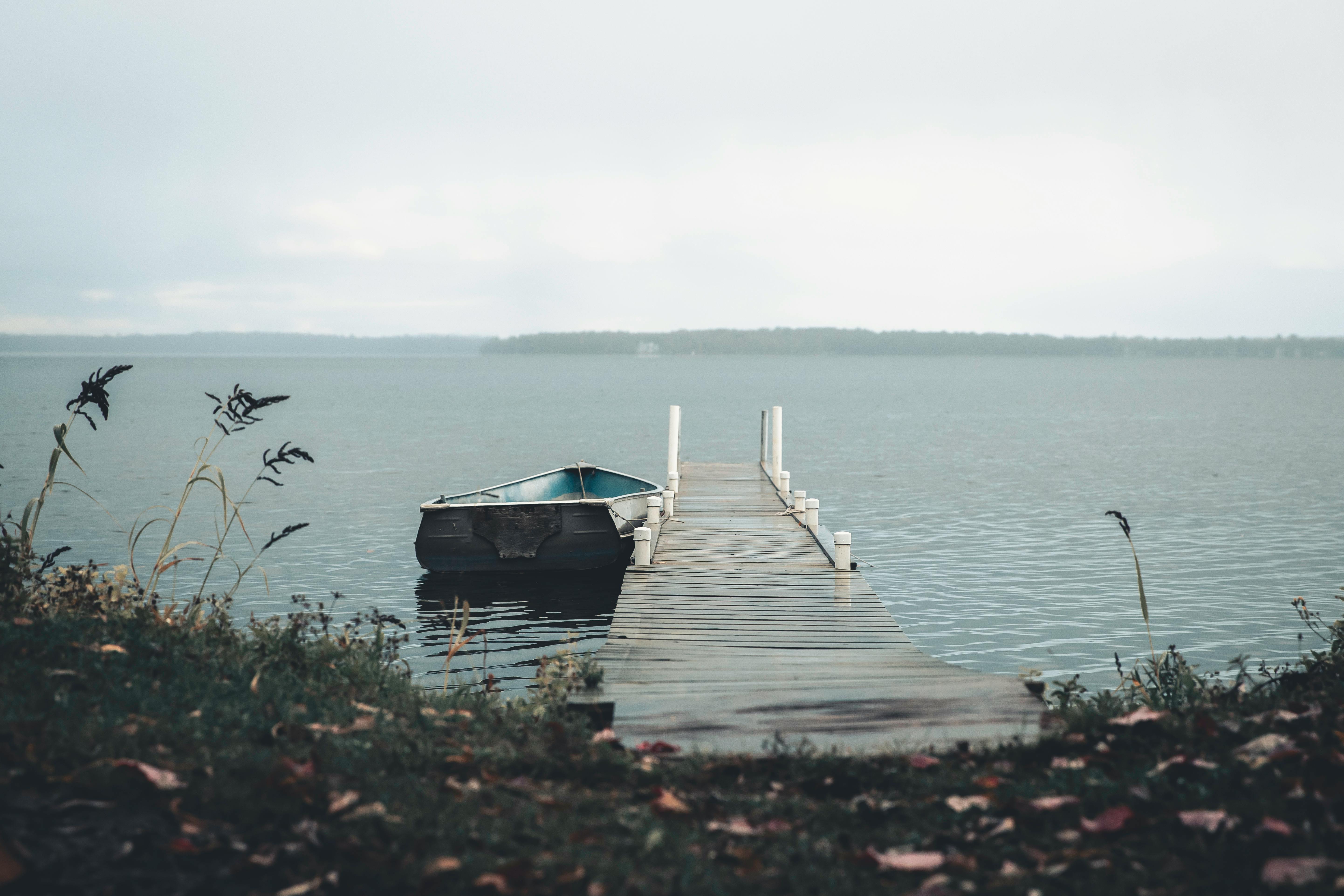 White and Red Boats on the Lake Docking Area · Free Stock Photo