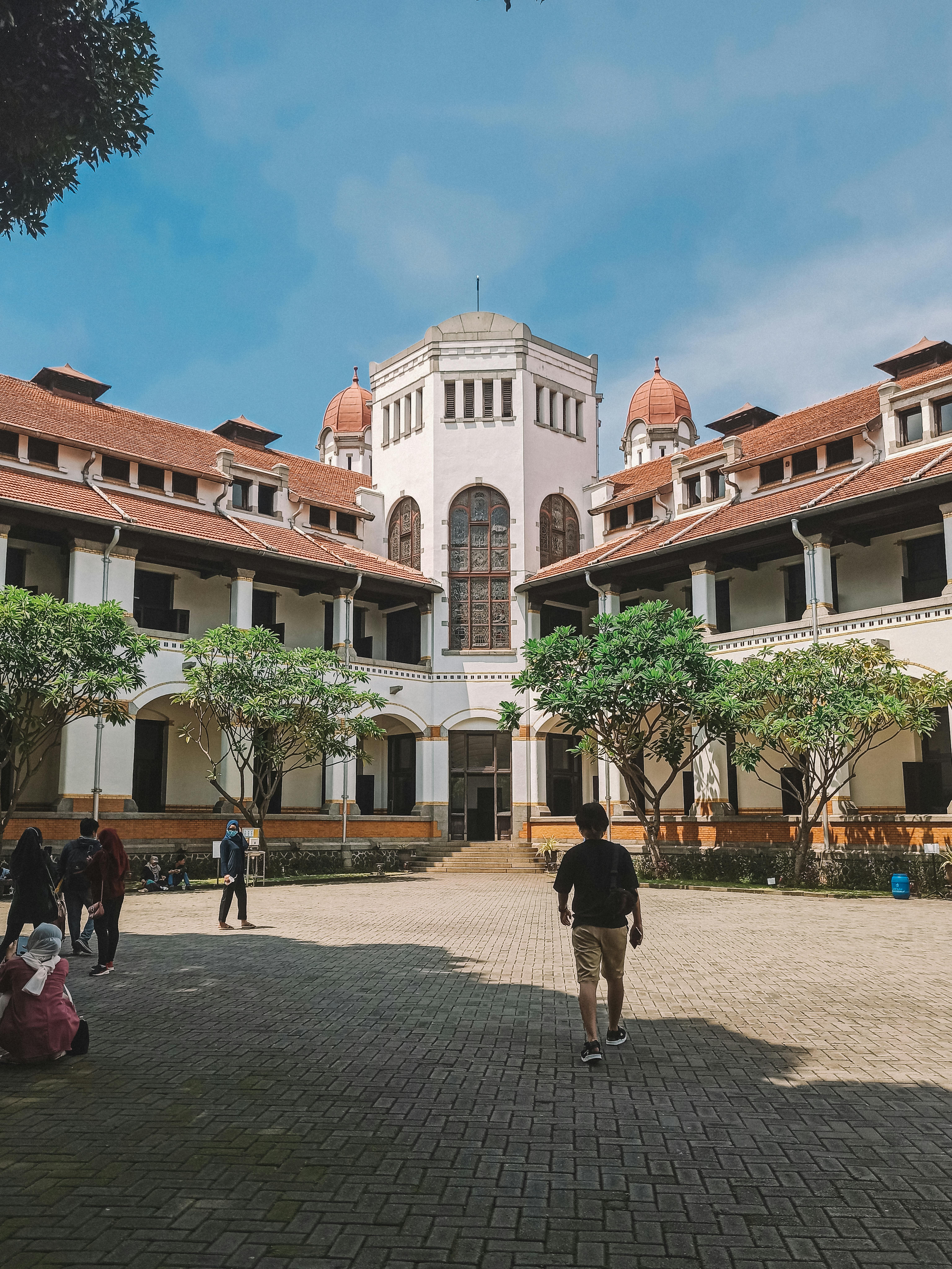 People Walking Near the Building · Free Stock Photo