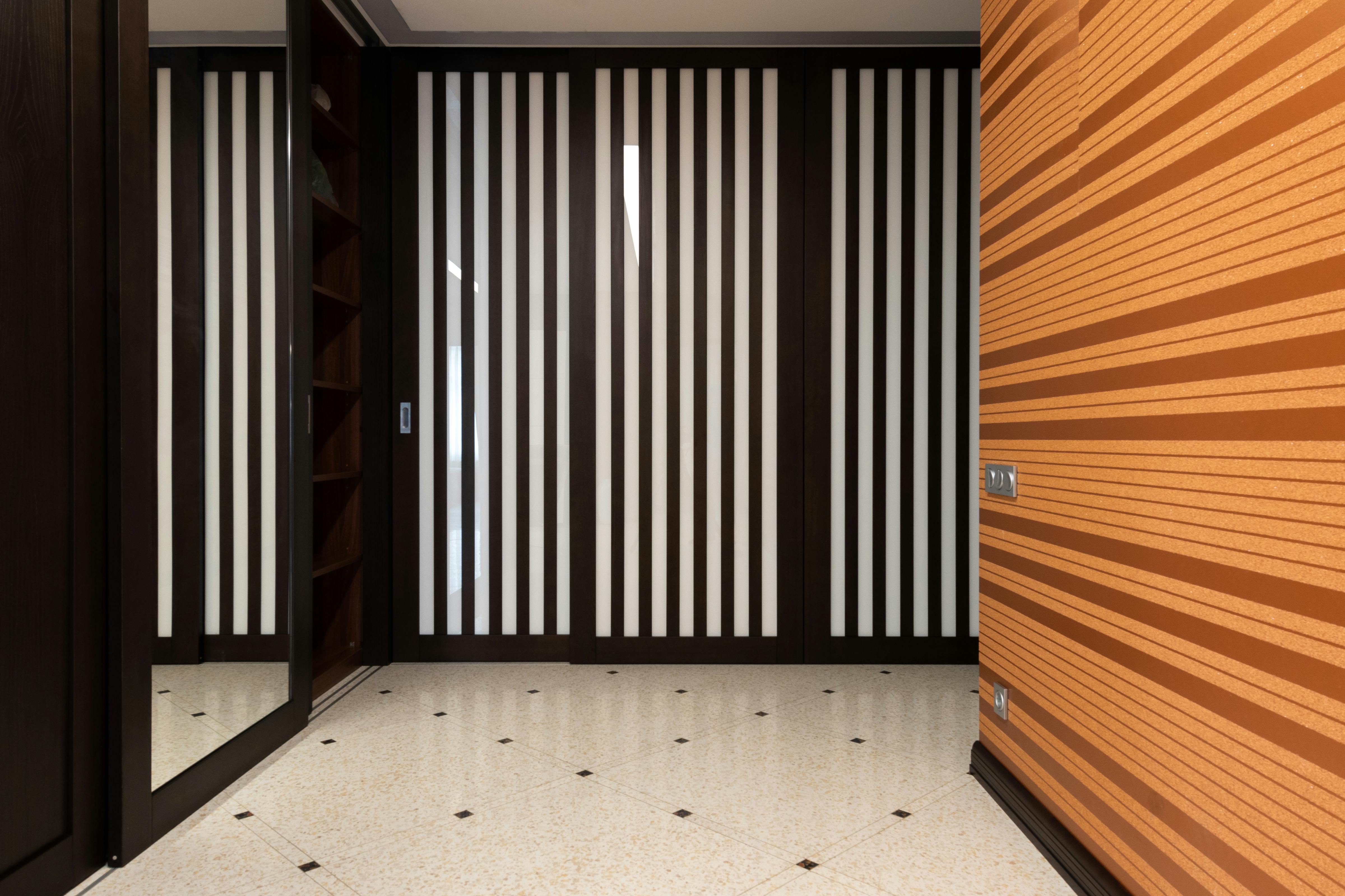 Corridor of modern apartment with mirror · Free Stock Photo