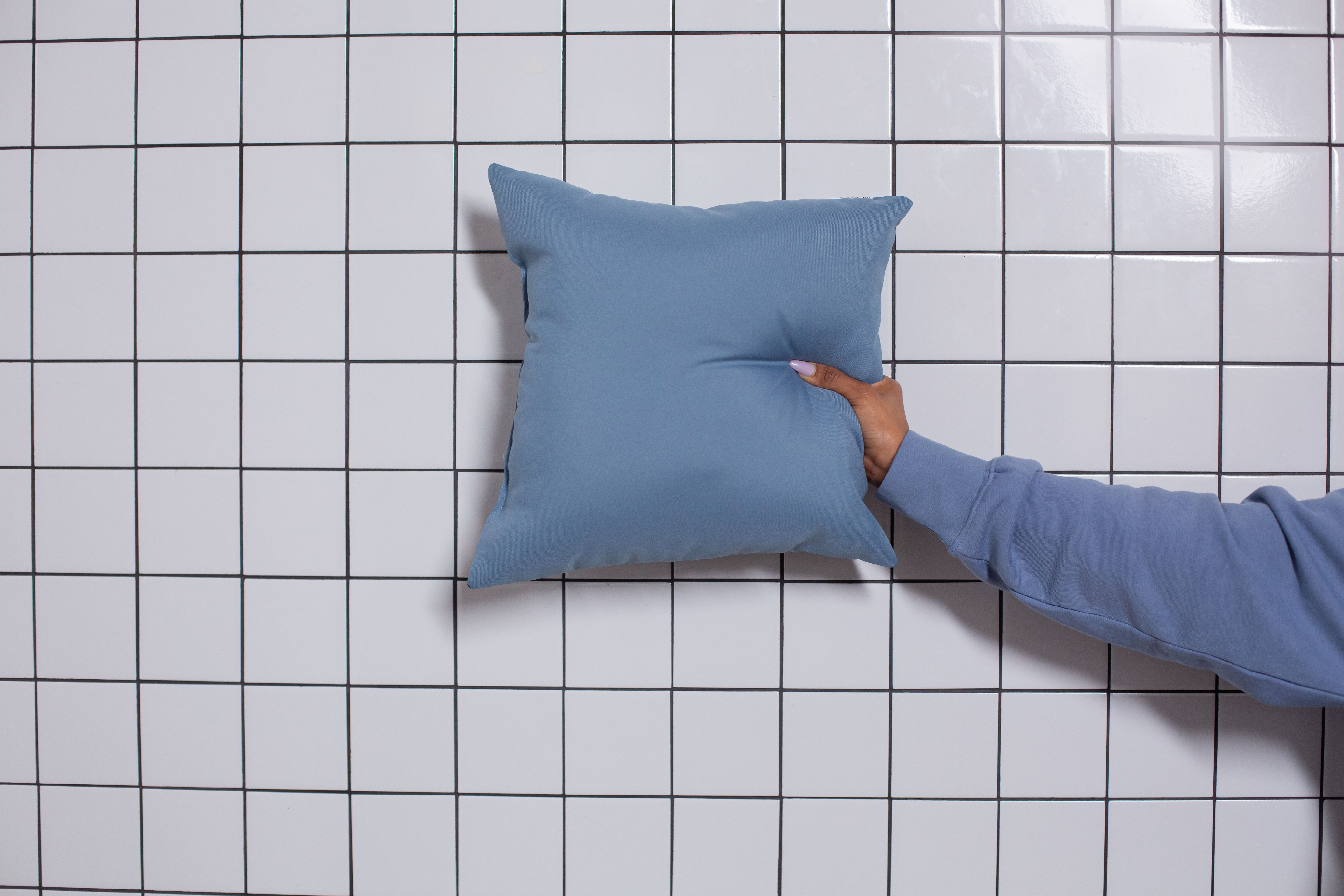Cushion In Hand Photos, Download The BEST Free Cushion In Hand Stock ...