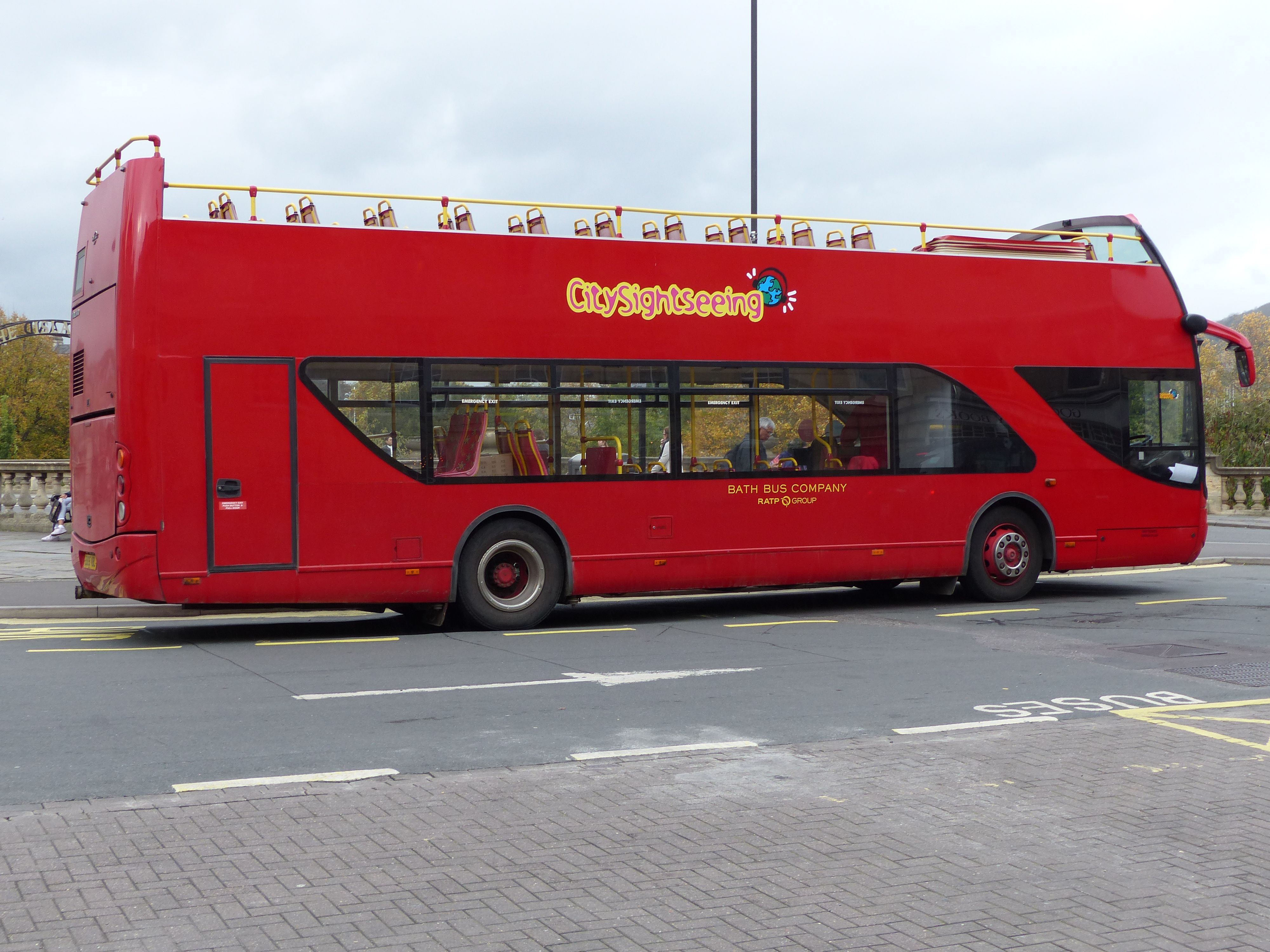 free-stock-photo-of-bus-stop-city-double-bass