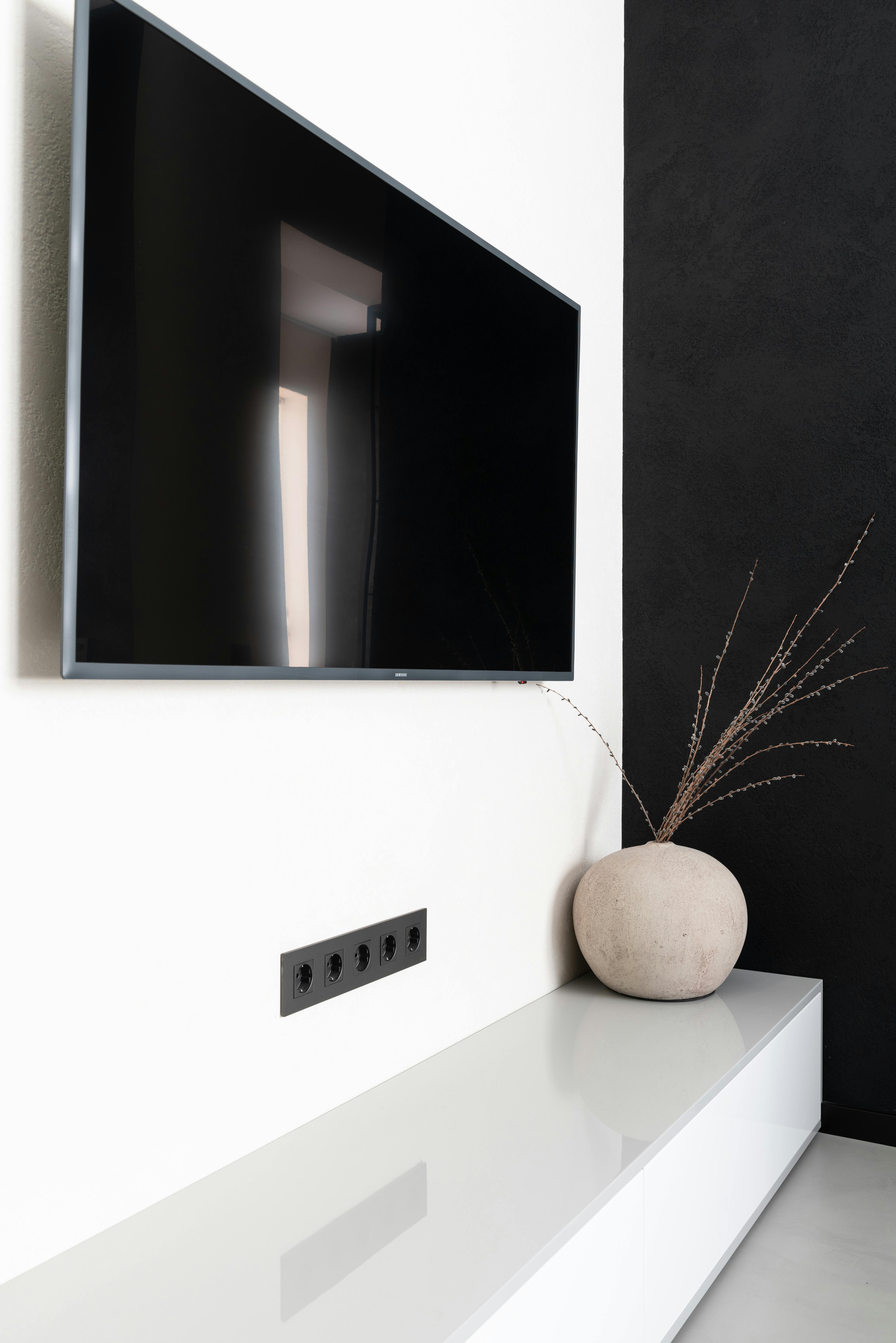 Modern TV set hanging on wall · Free Stock Photo