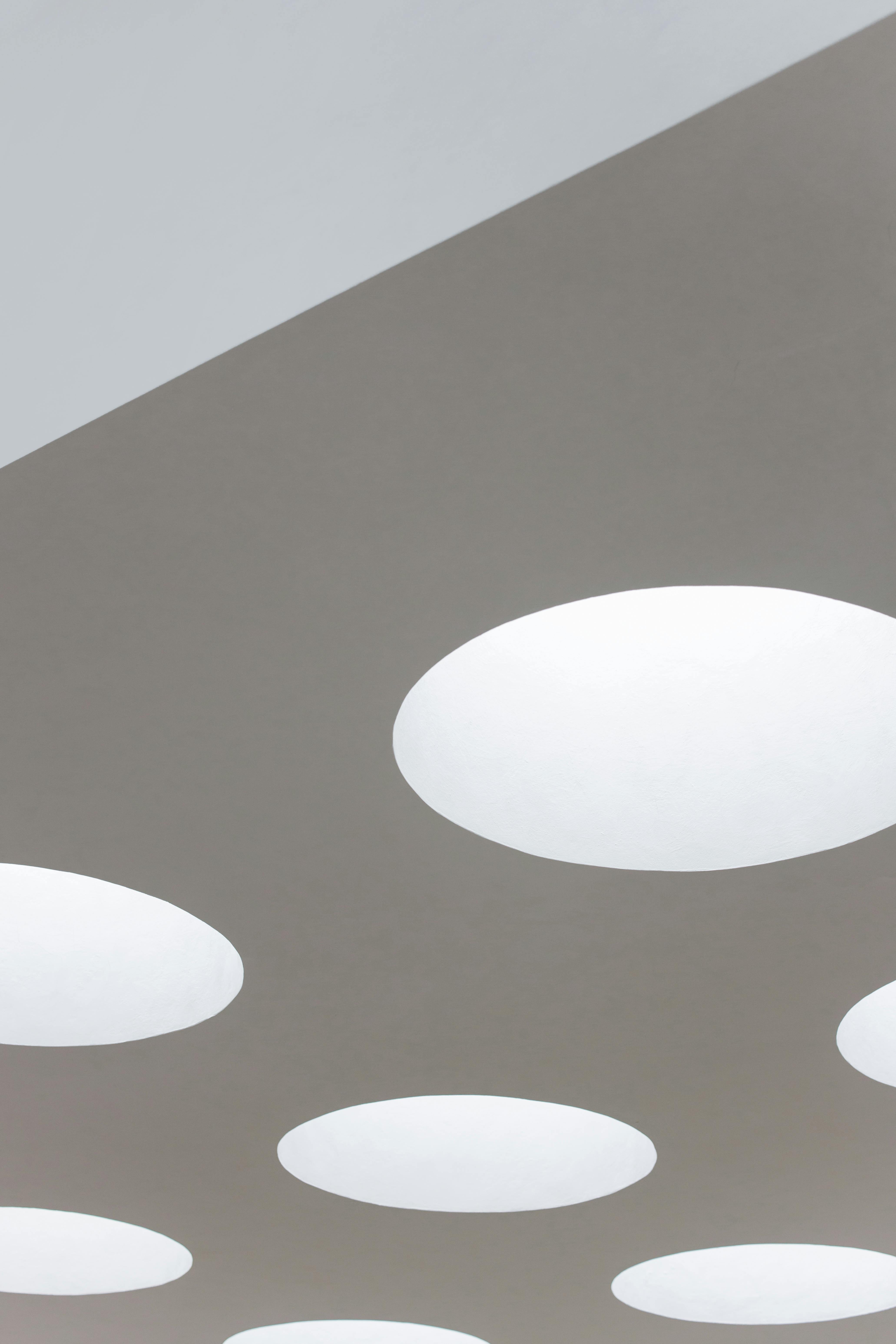 White and Gray Round Wall Decor · Free Stock Photo