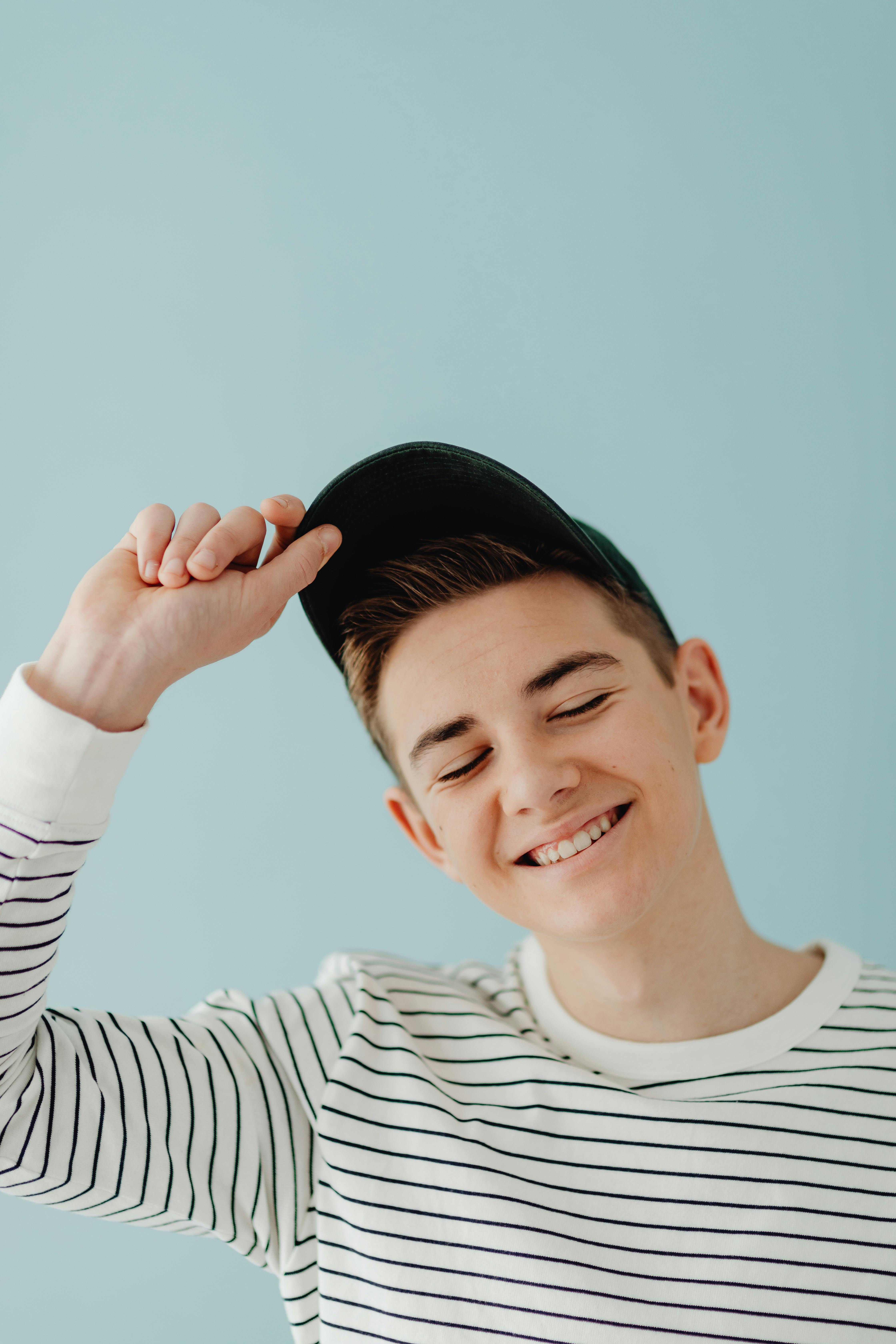 Foto de stock gratuita sobre adolescente, blusa, chaval, feliz, fondo ...