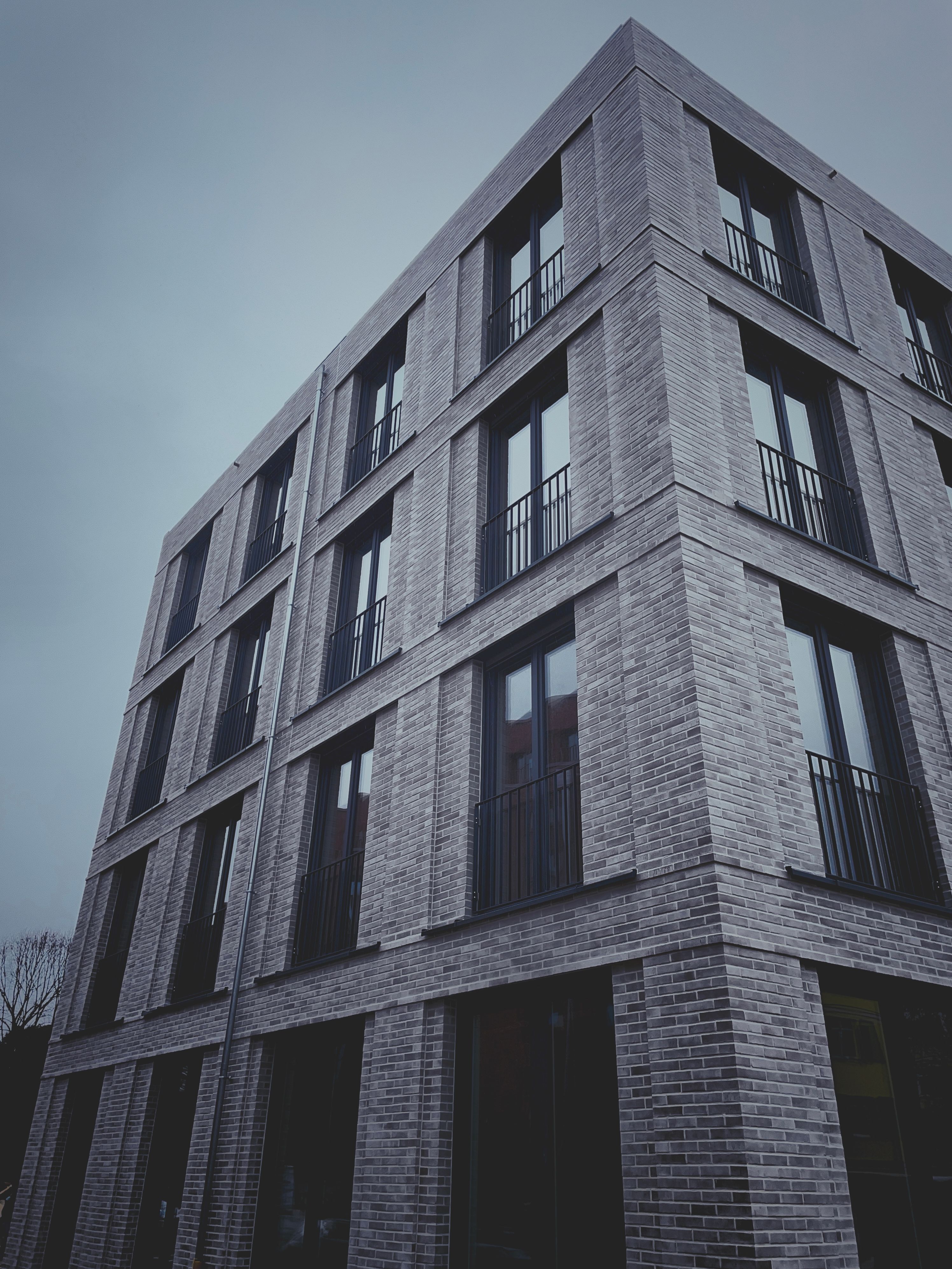 Perspective Shot of a Concrete Building · Free Stock Photo