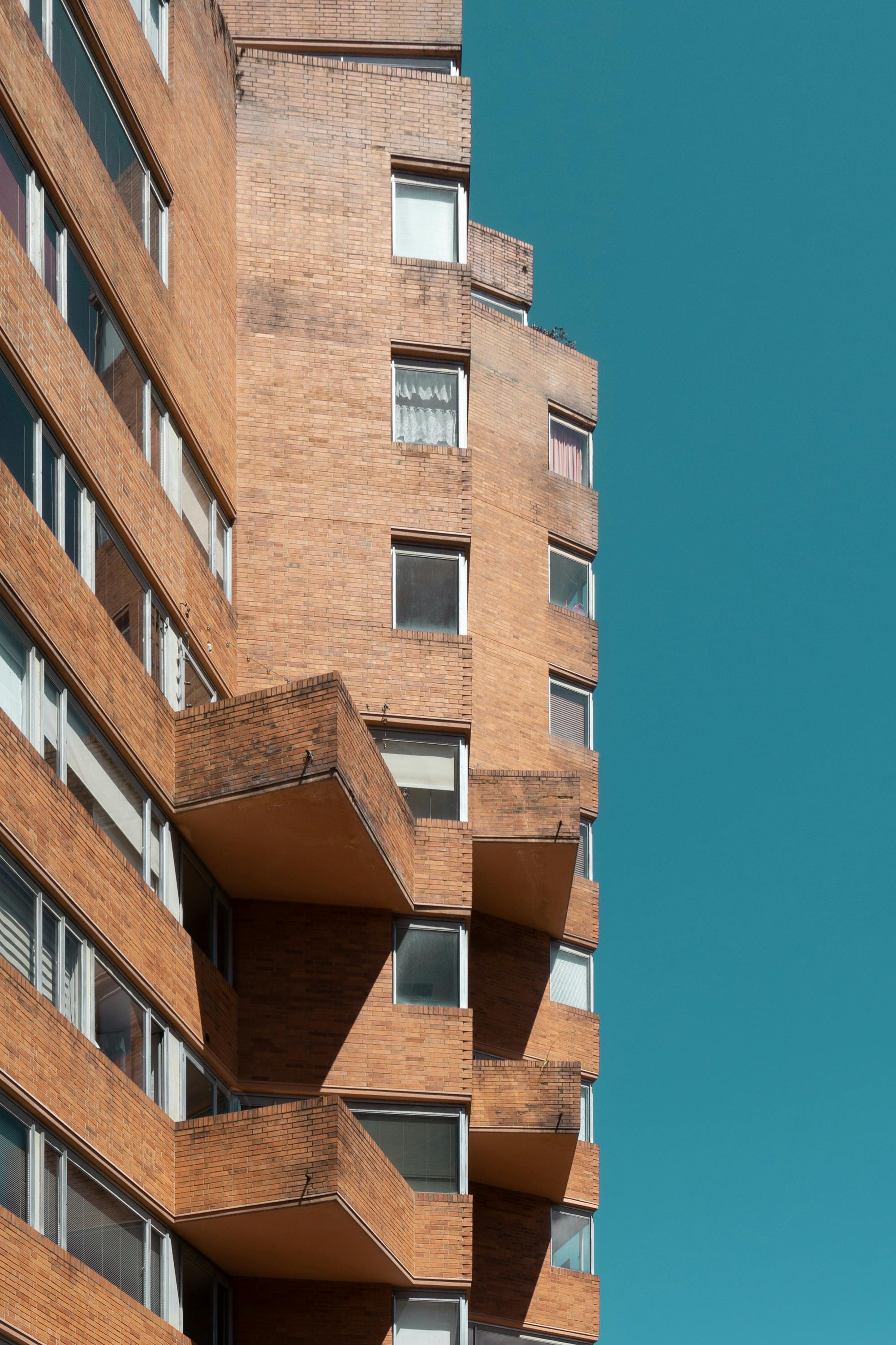 Concrete Building near Ocean · Free Stock Photo