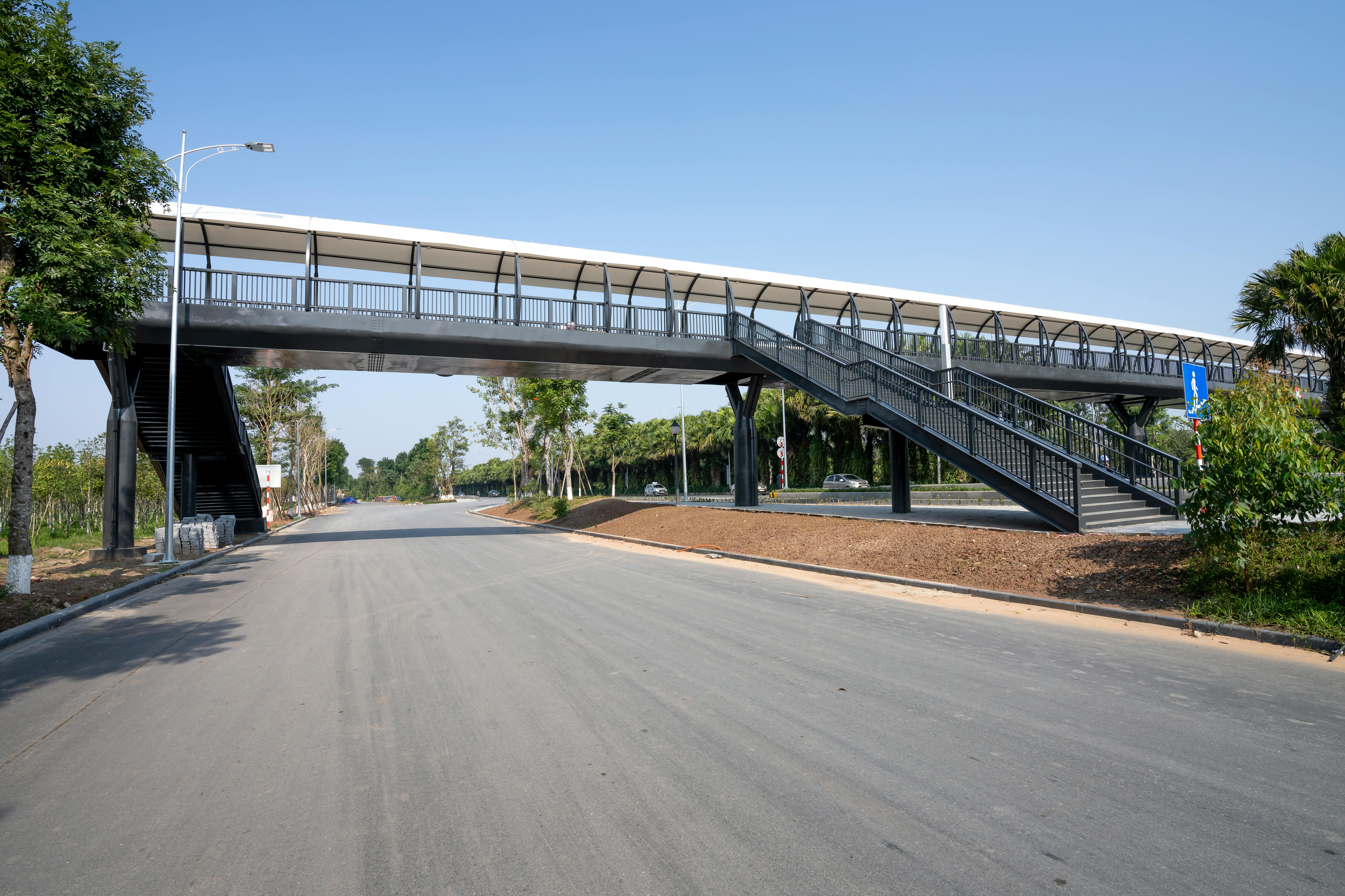 Raised pedestrian crossing over asphalt road in suburb · Free Stock Photo