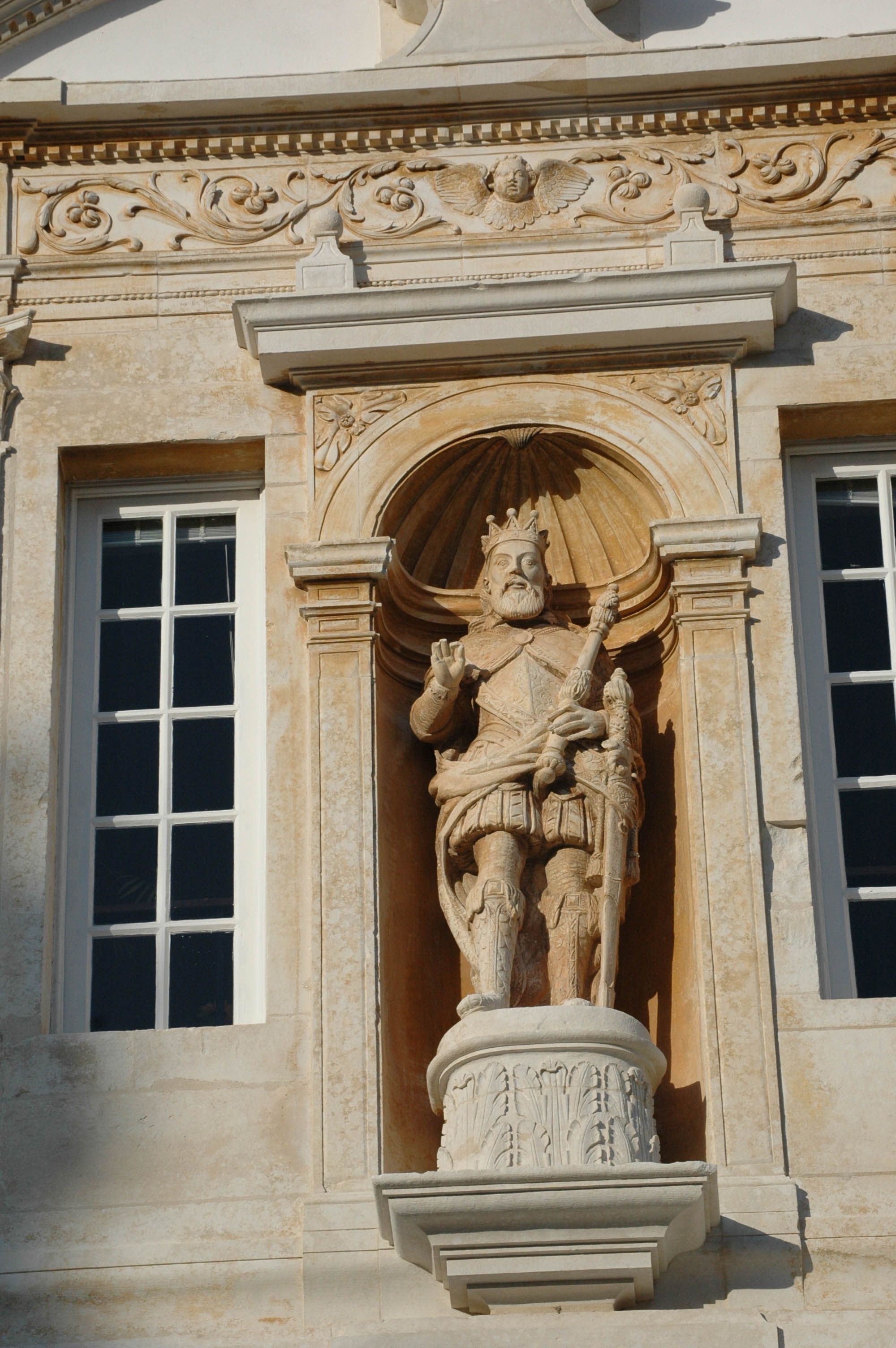 Statue in Niche · Free Stock Photo