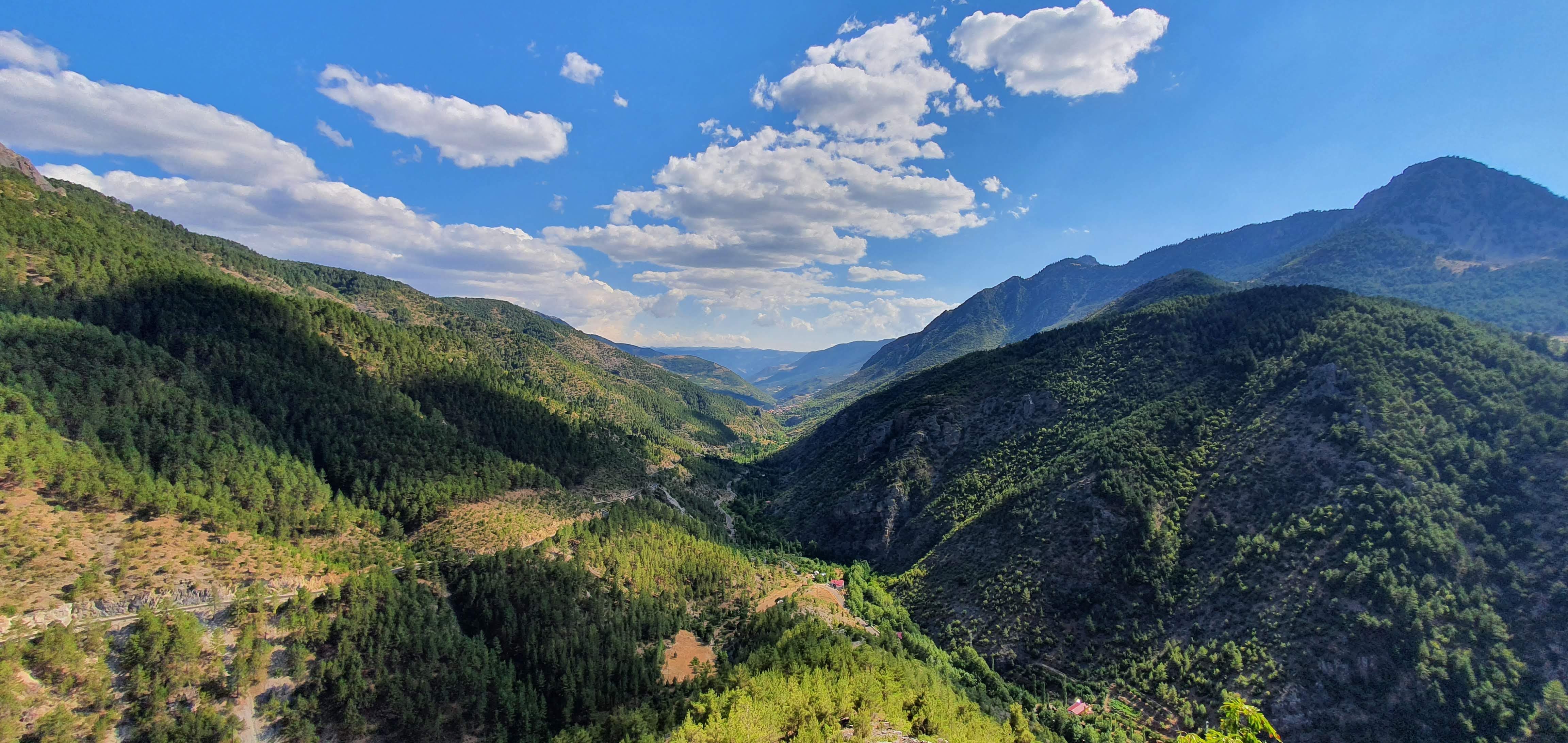 Scenic View of Mounatins · Free Stock Photo