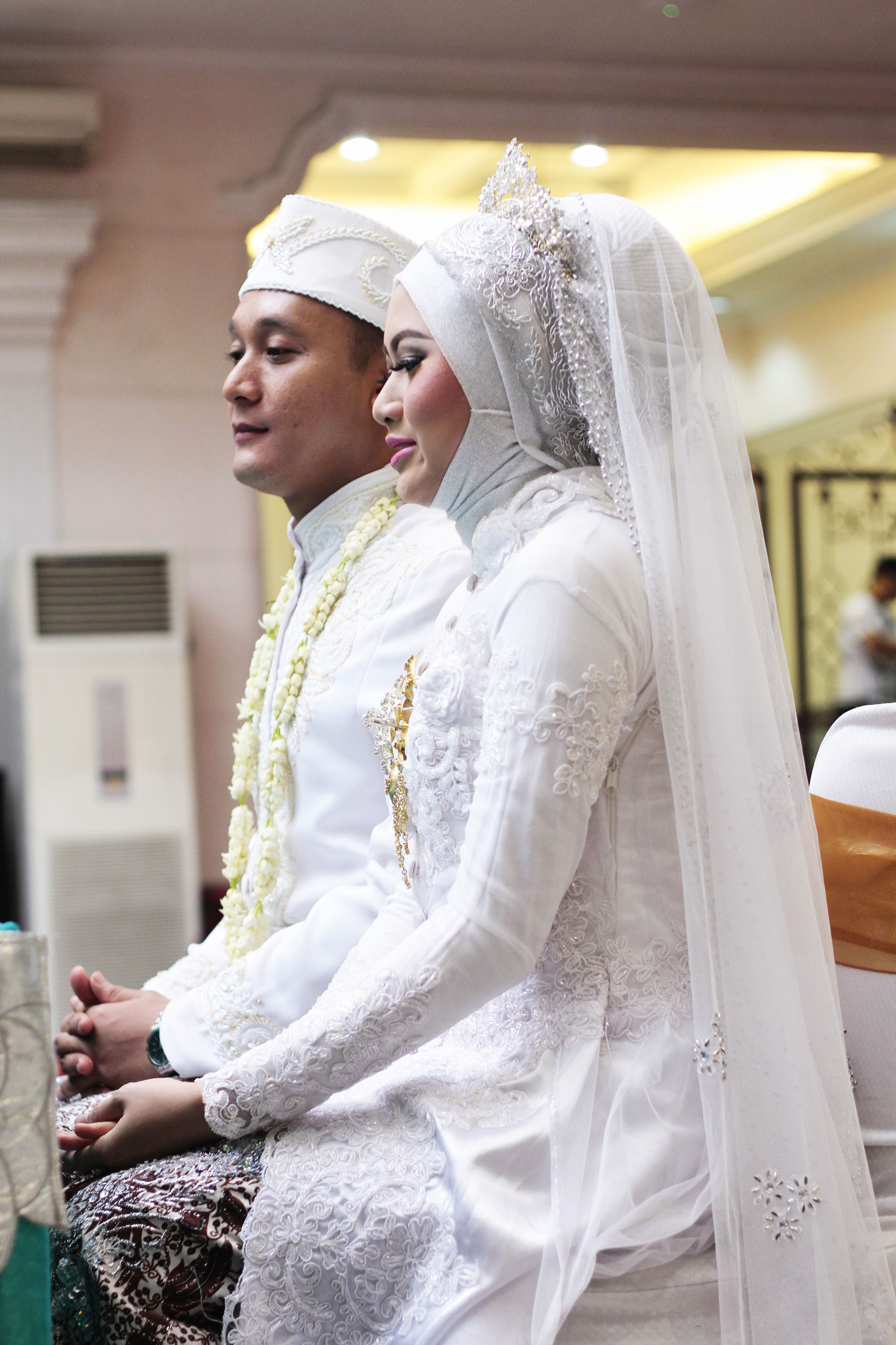 Portrait of a Thai Bride and a Groom in Traditional Clothing · Free ...