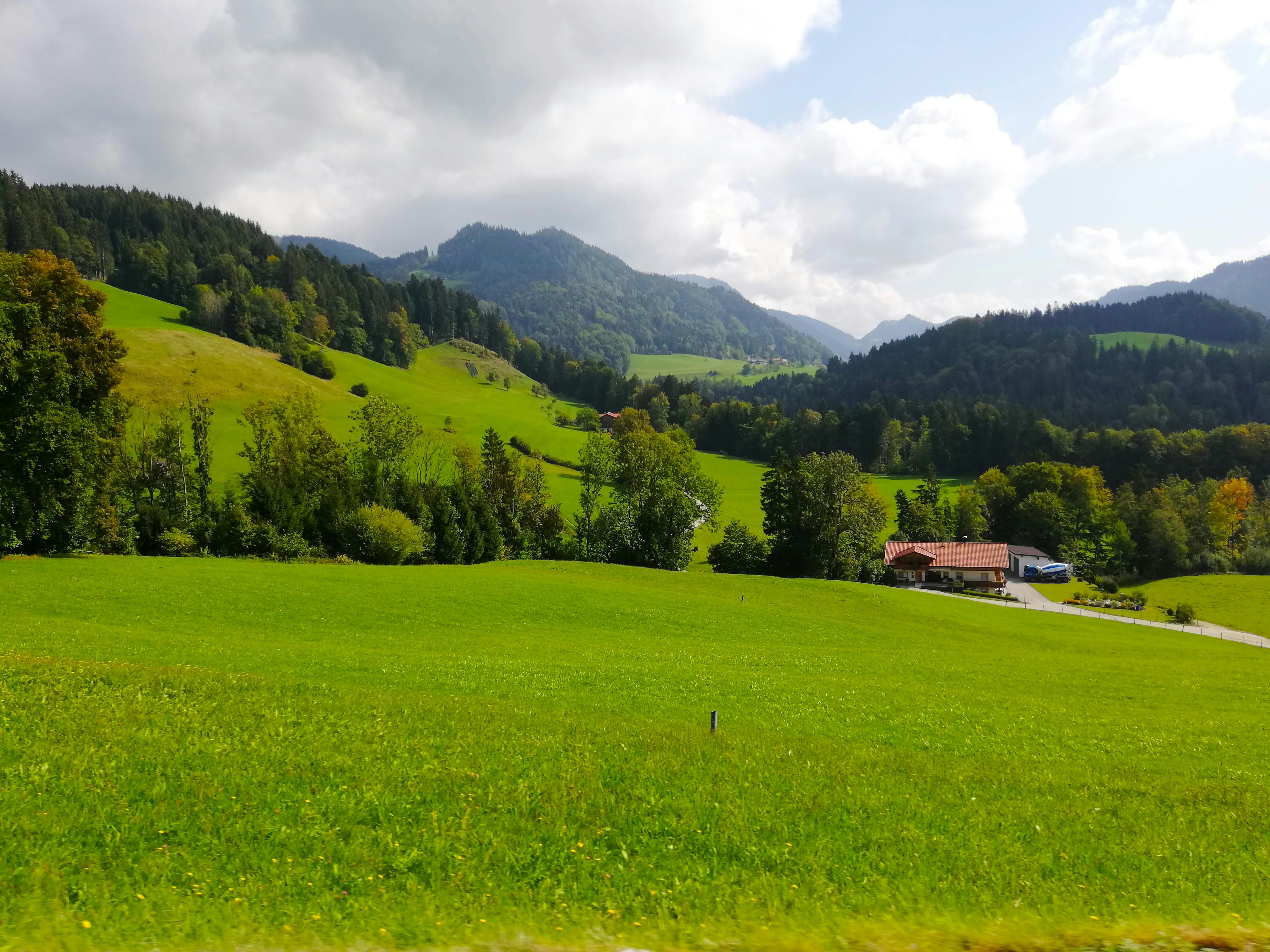 Green Countryside with Mountains and Fields · Free Stock Photo