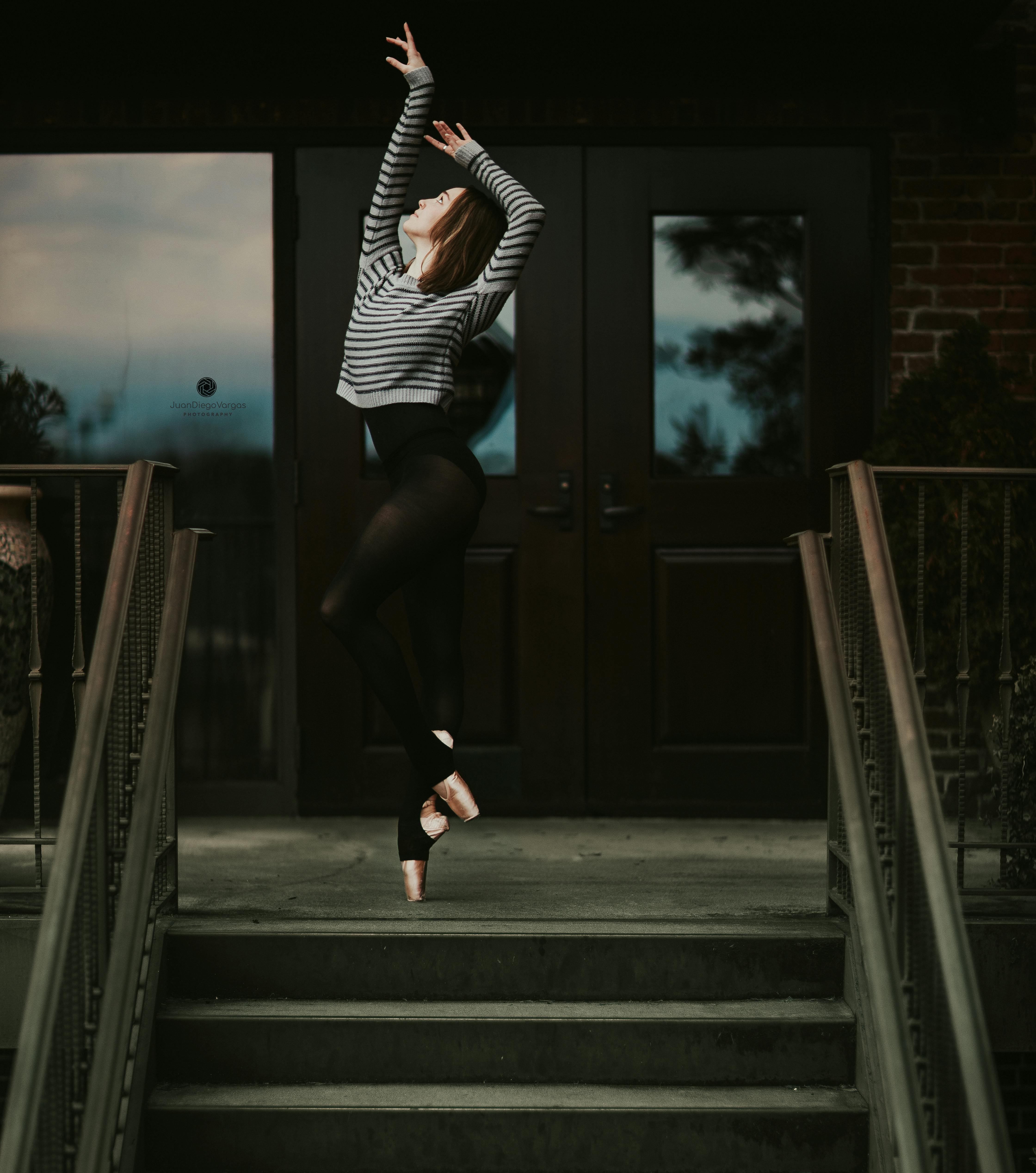 Gorgeous female dancer standing on tiptoe on doorsteps · Free Stock Photo