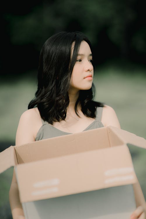 검은 머리 고독 고요한 낭만적인 낮 다른 곳을 바라보는 다정한 매력 매력적인 명상 적 목가적인 몽환 밀레