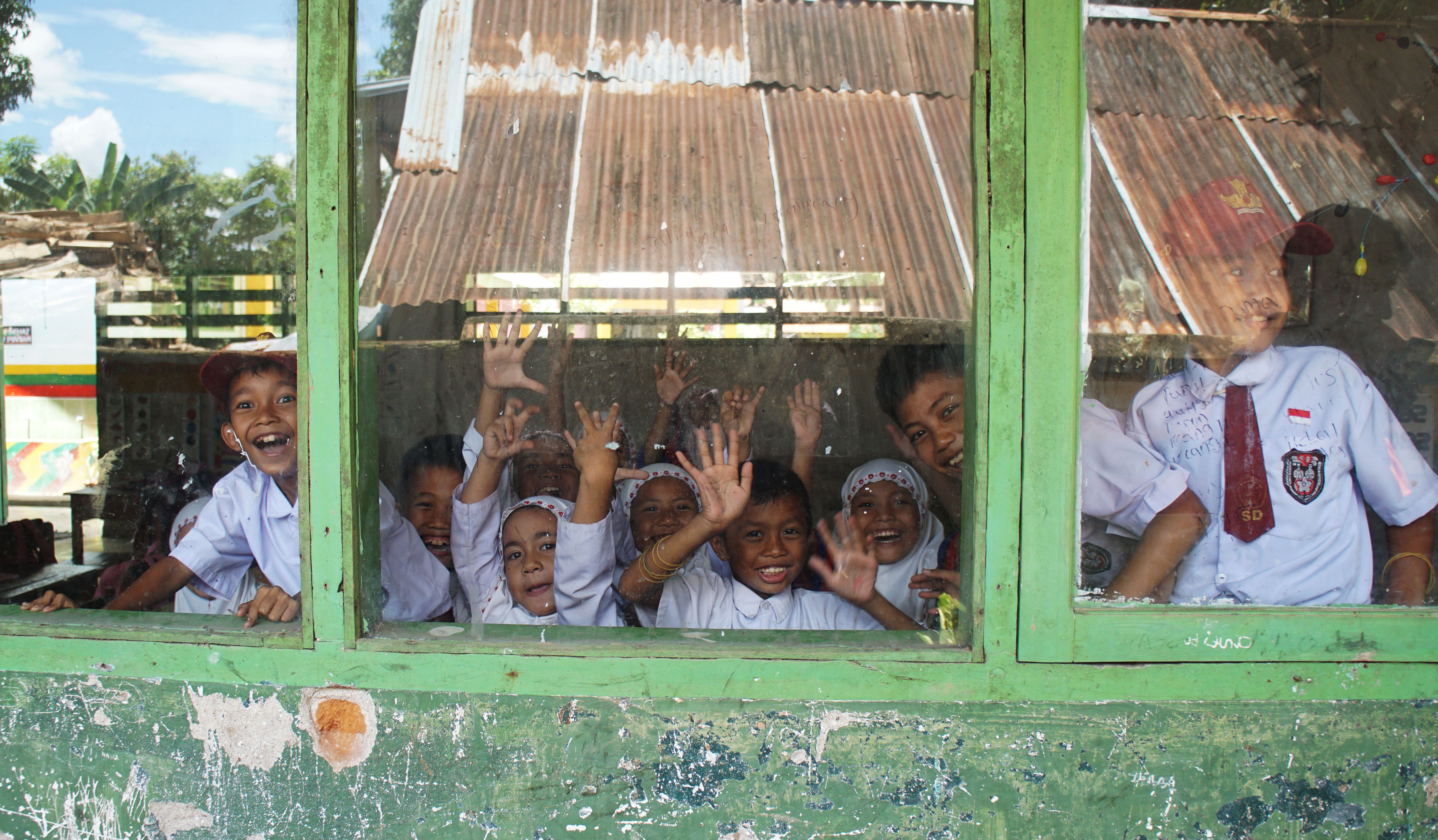 Kid Waving Photos, Download The BEST Free Kid Waving Stock Photos & HD ...