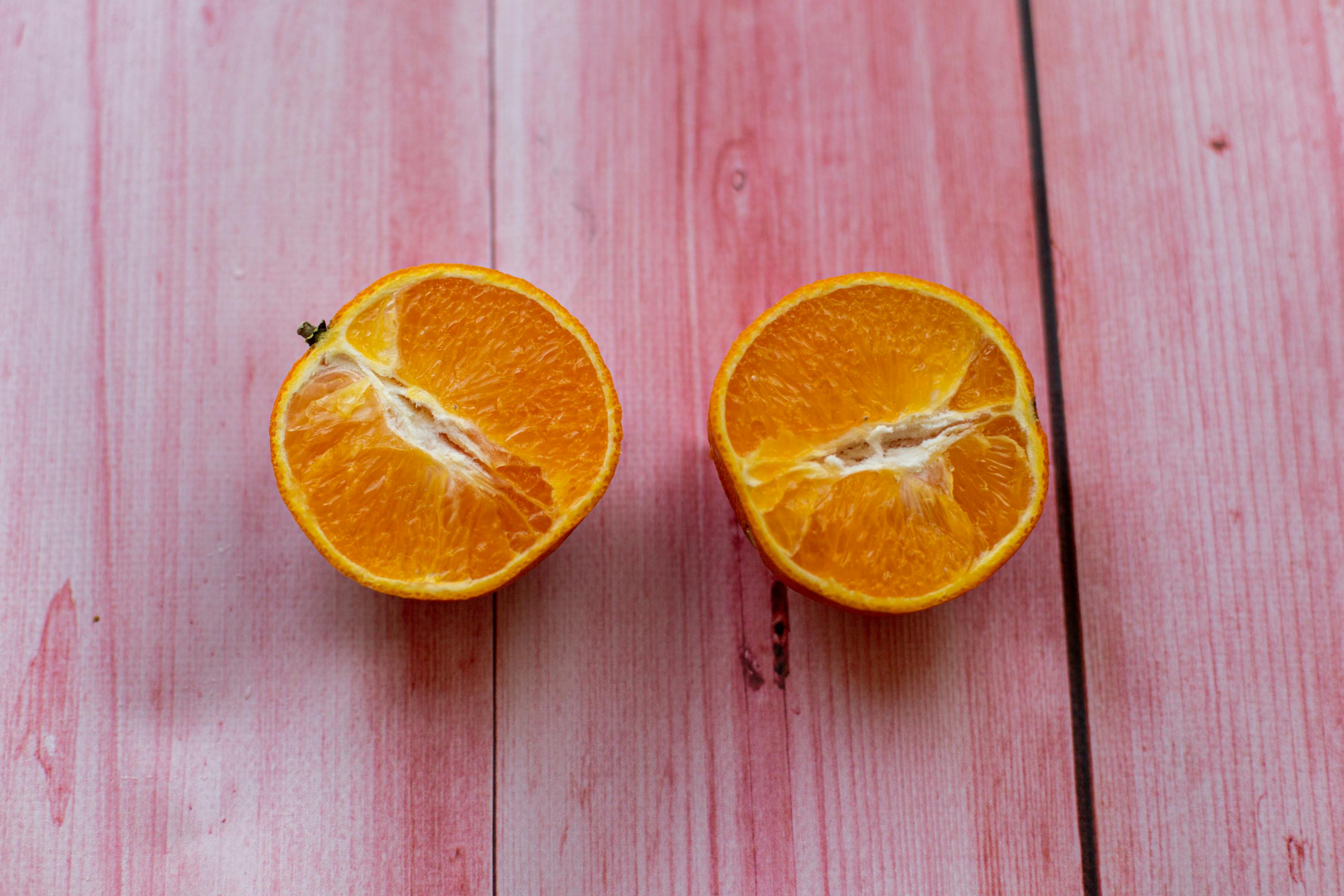 Oranges and tangerine on textile · Free Stock Photo