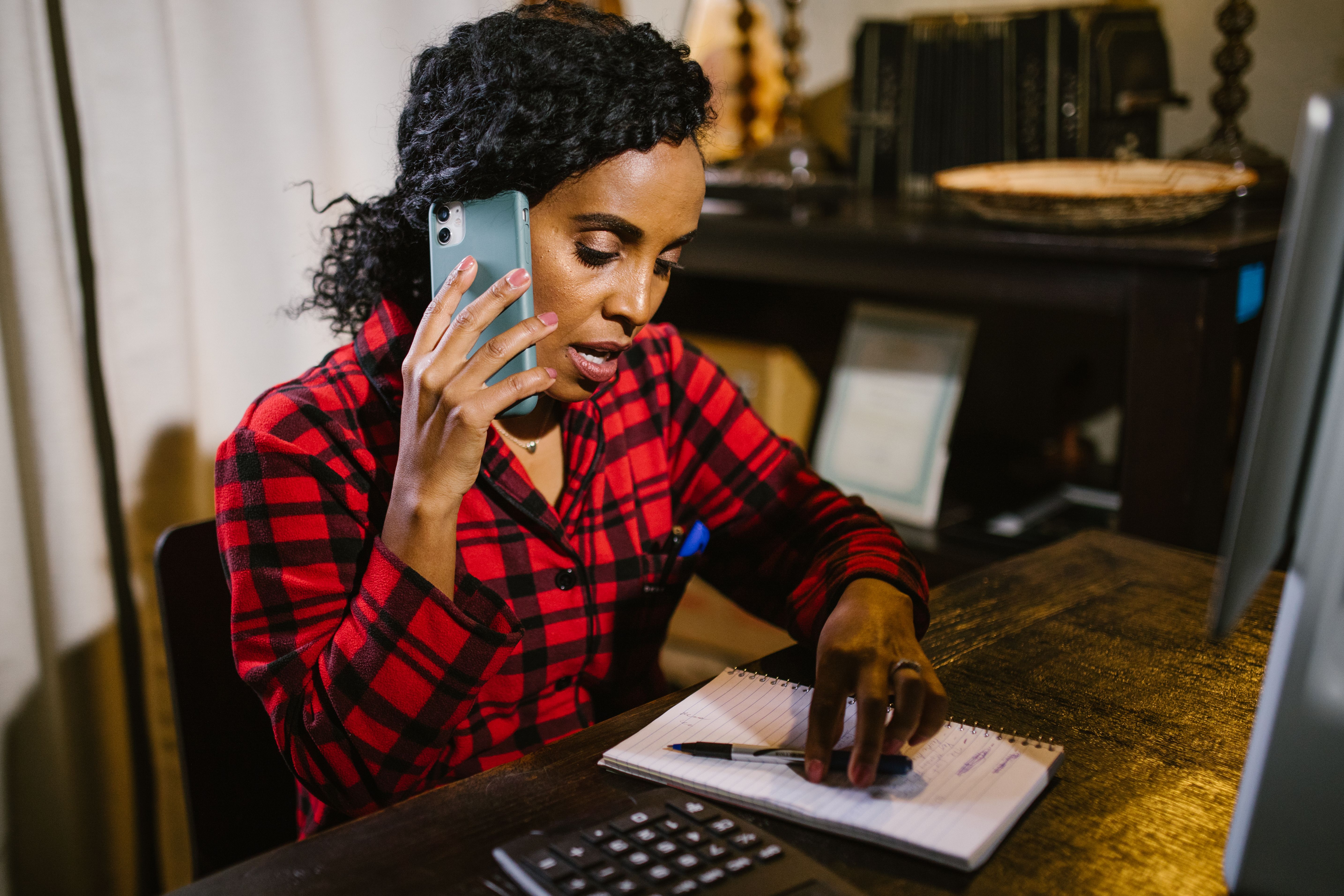Woman Driving Car While Calling on Smartphone · Free Stock Photo