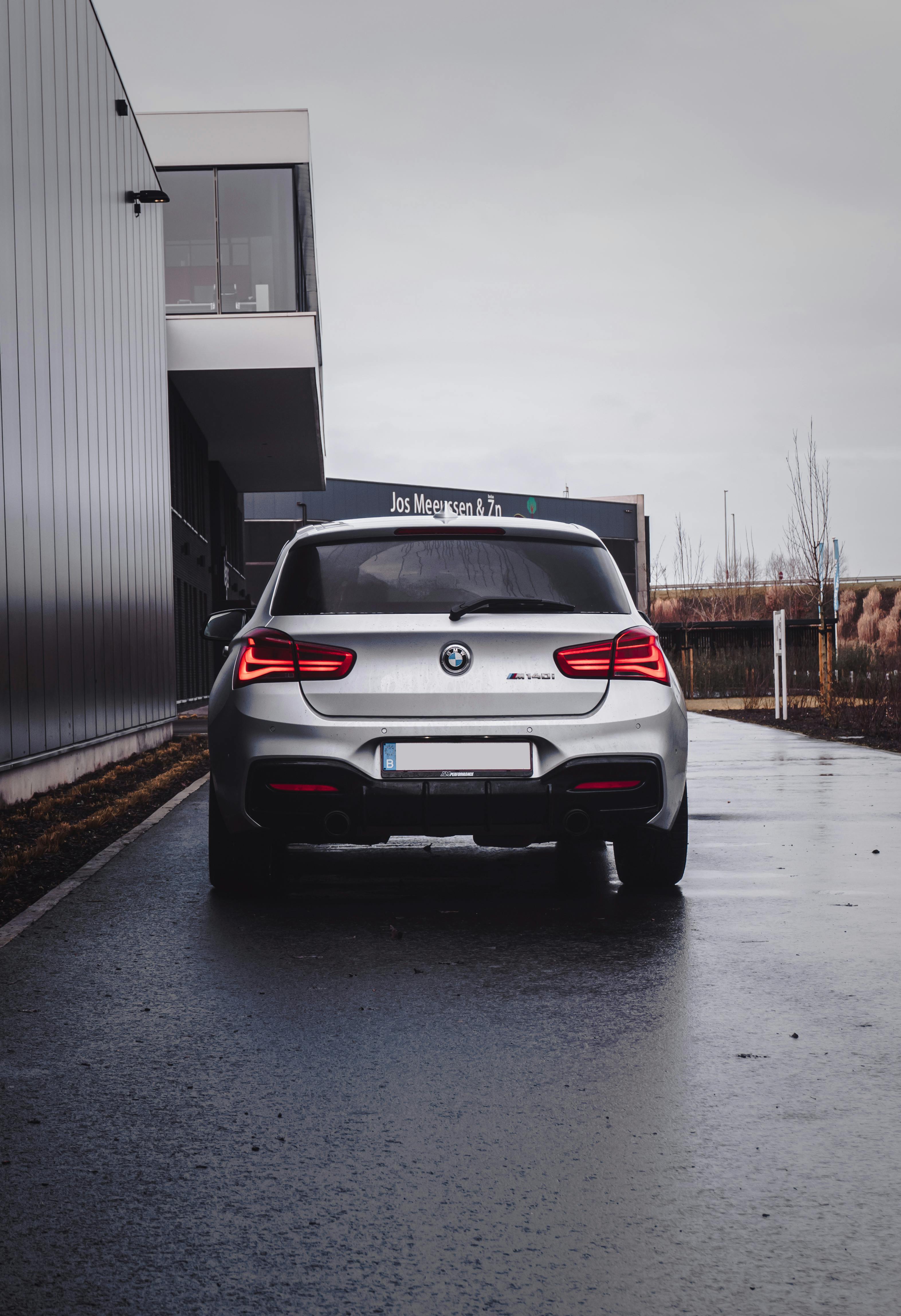 Back View of a Car at Night · Free Stock Photo