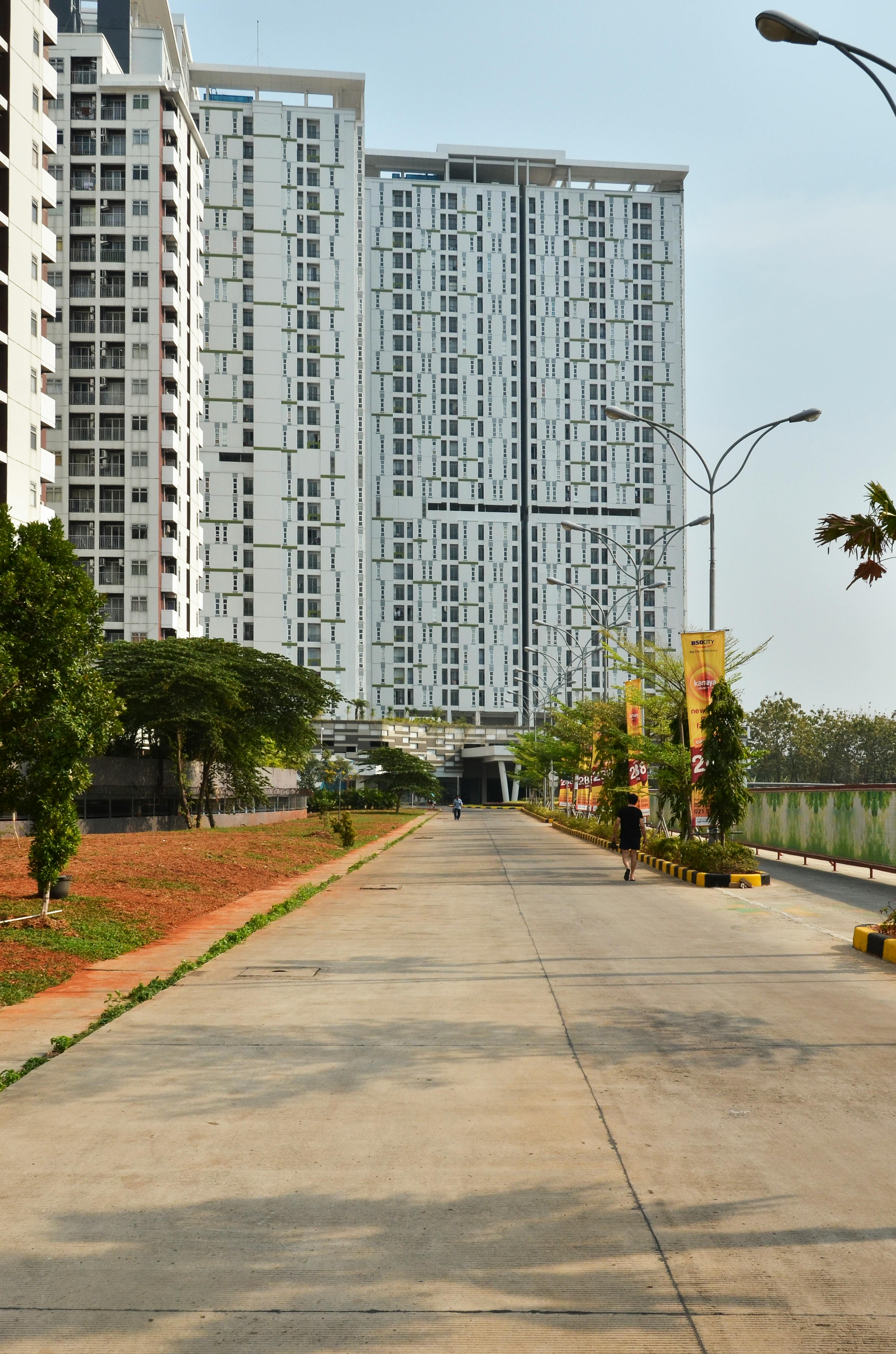 Paved Pathway near Apartment Buildings · Free Stock Photo