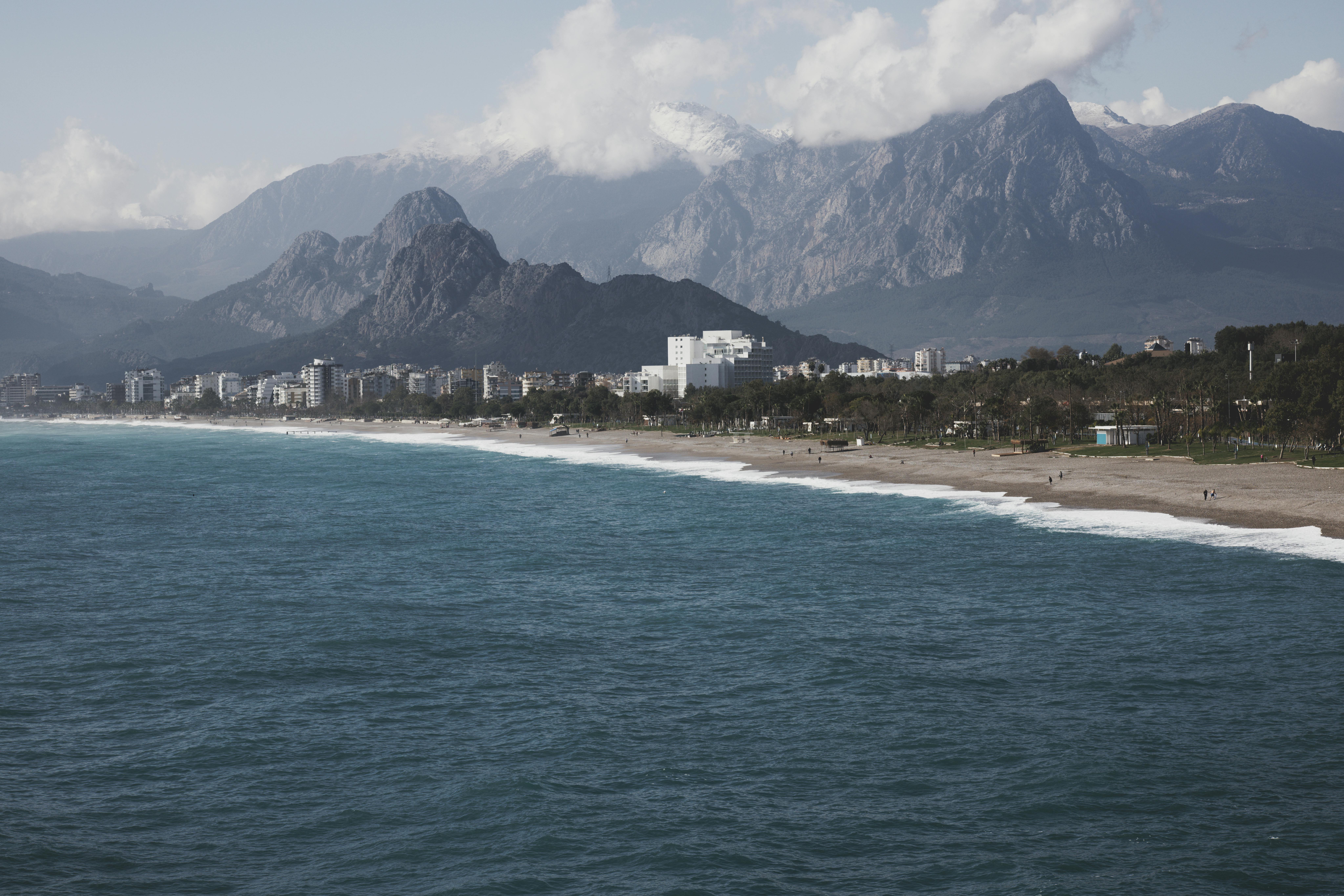 City Buildings Near the Beach · Free Stock Photo