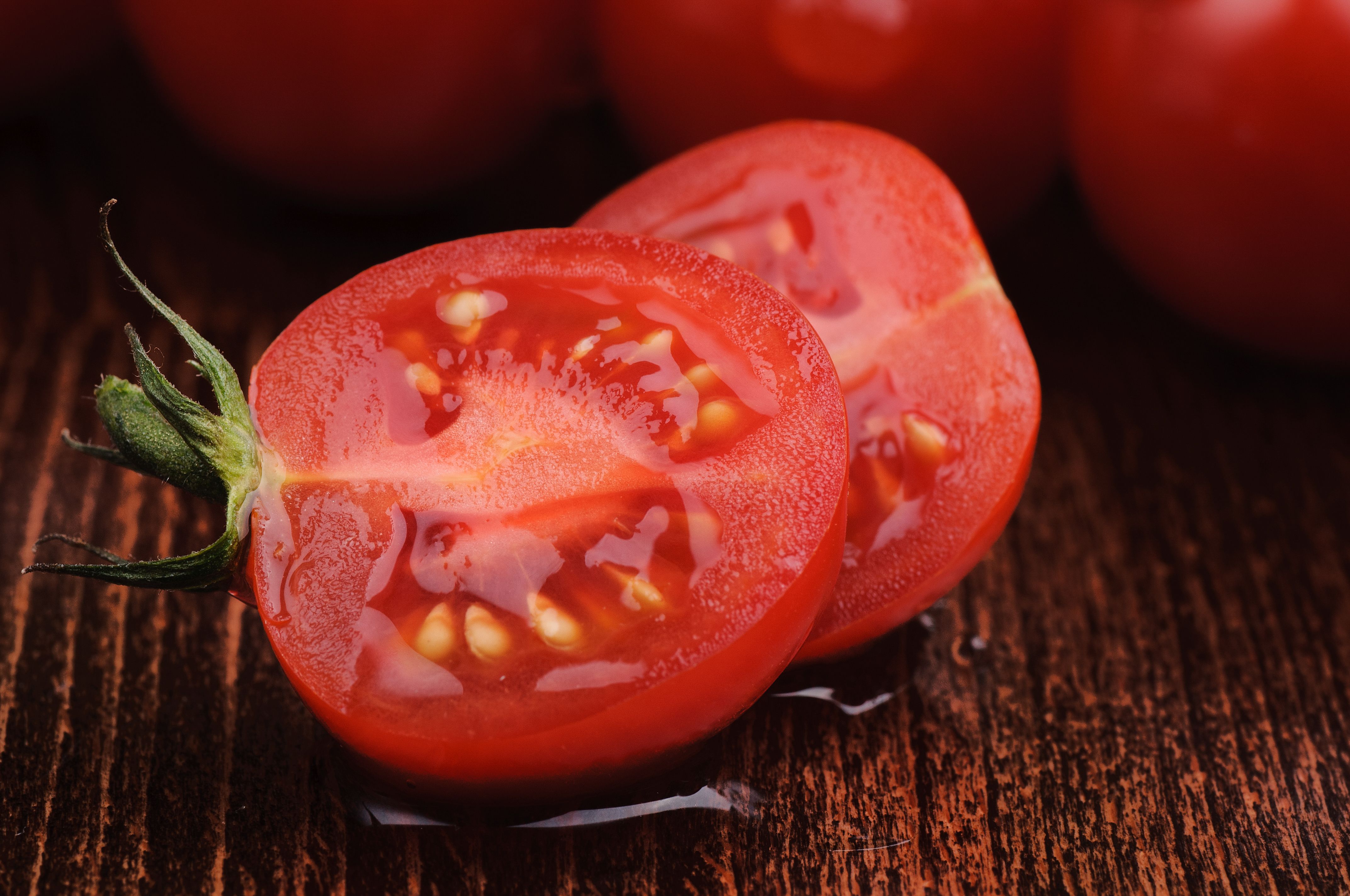 A Close-Up Shot of a Sliced Tomato · Free Stock Photo