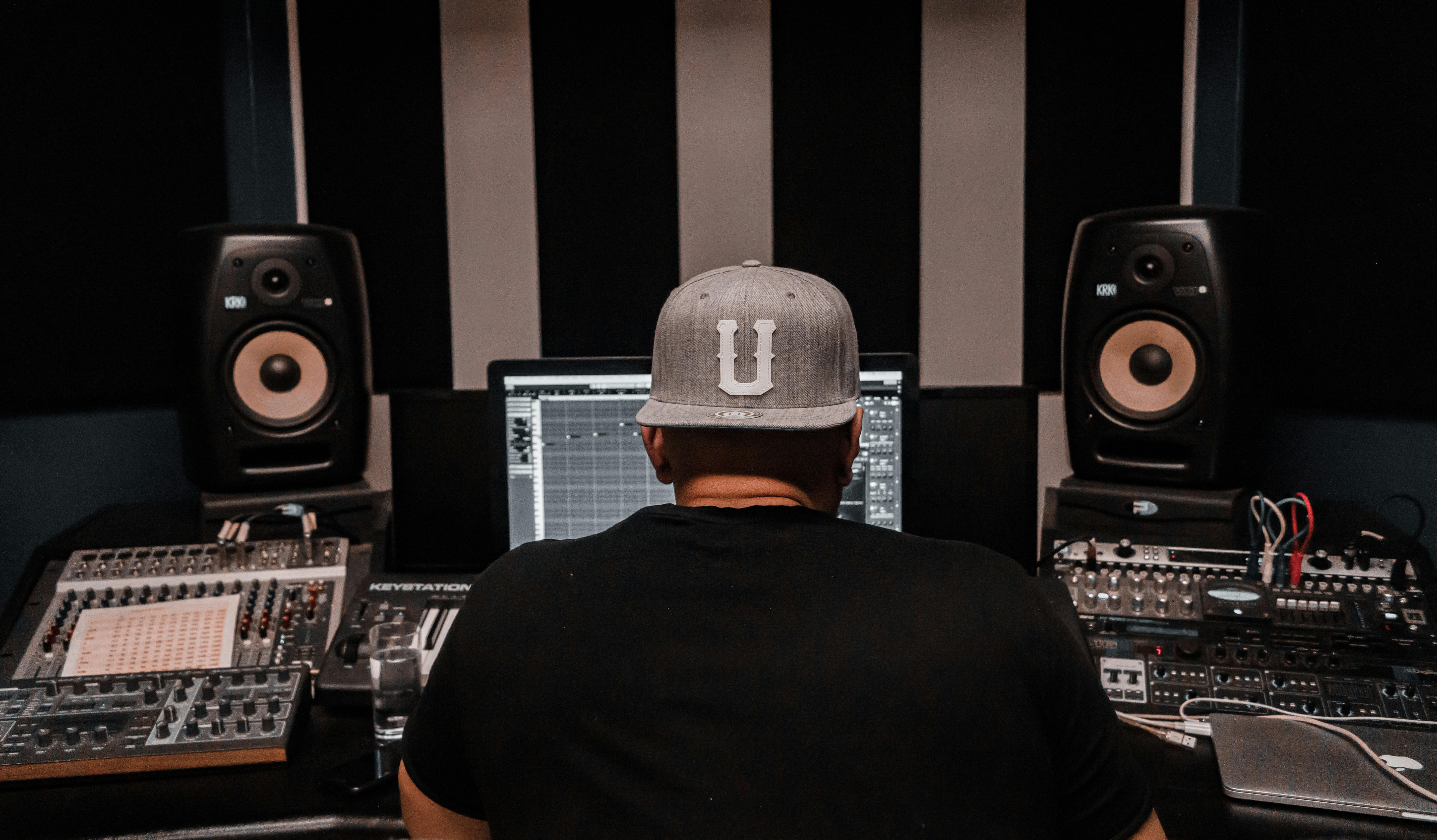 Speakers Man Photos, Download The BEST Free Speakers Man Stock Photos ...