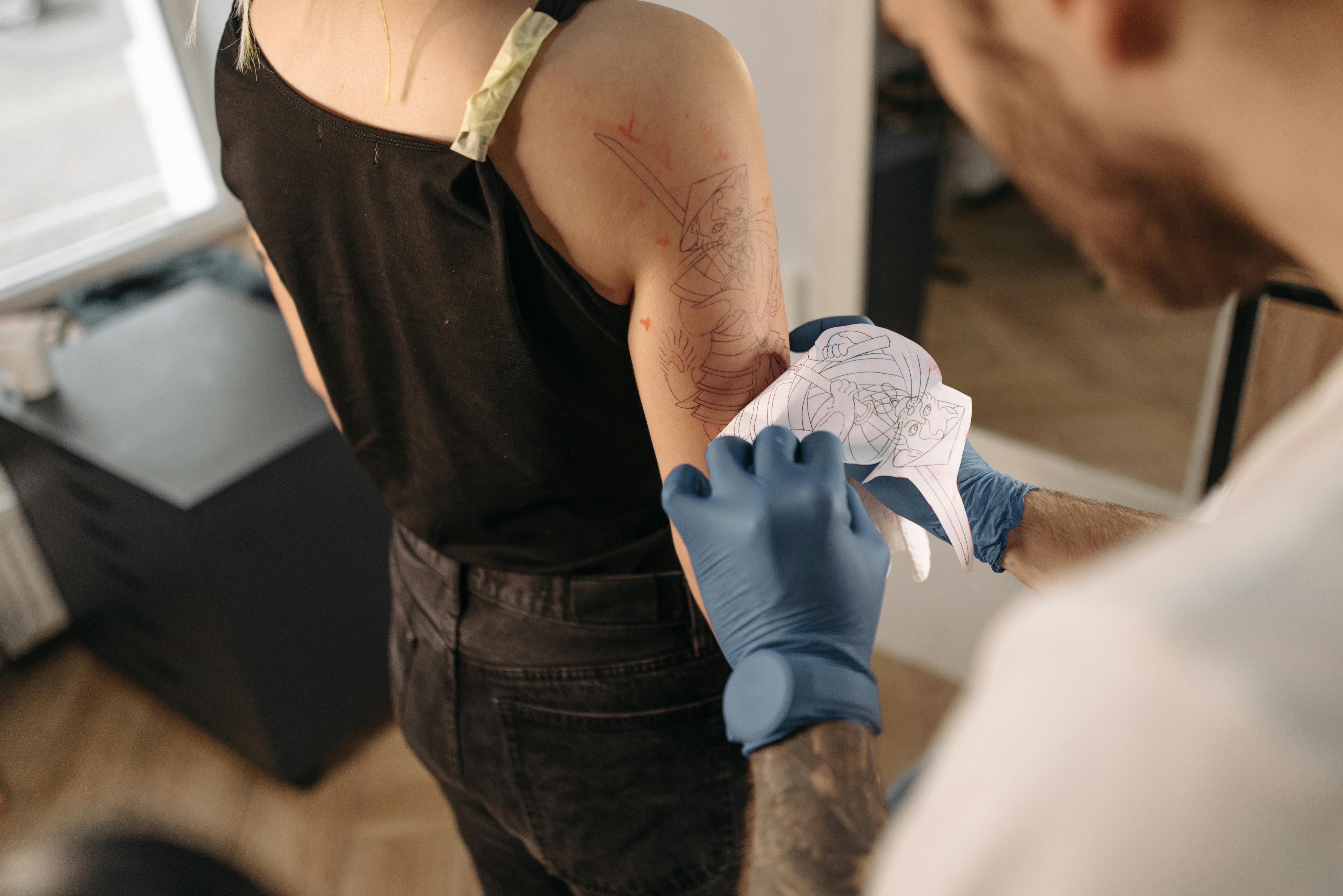 Foto de stock gratuita sobre fotos de personas, tatuador, tatuaje, tatuando