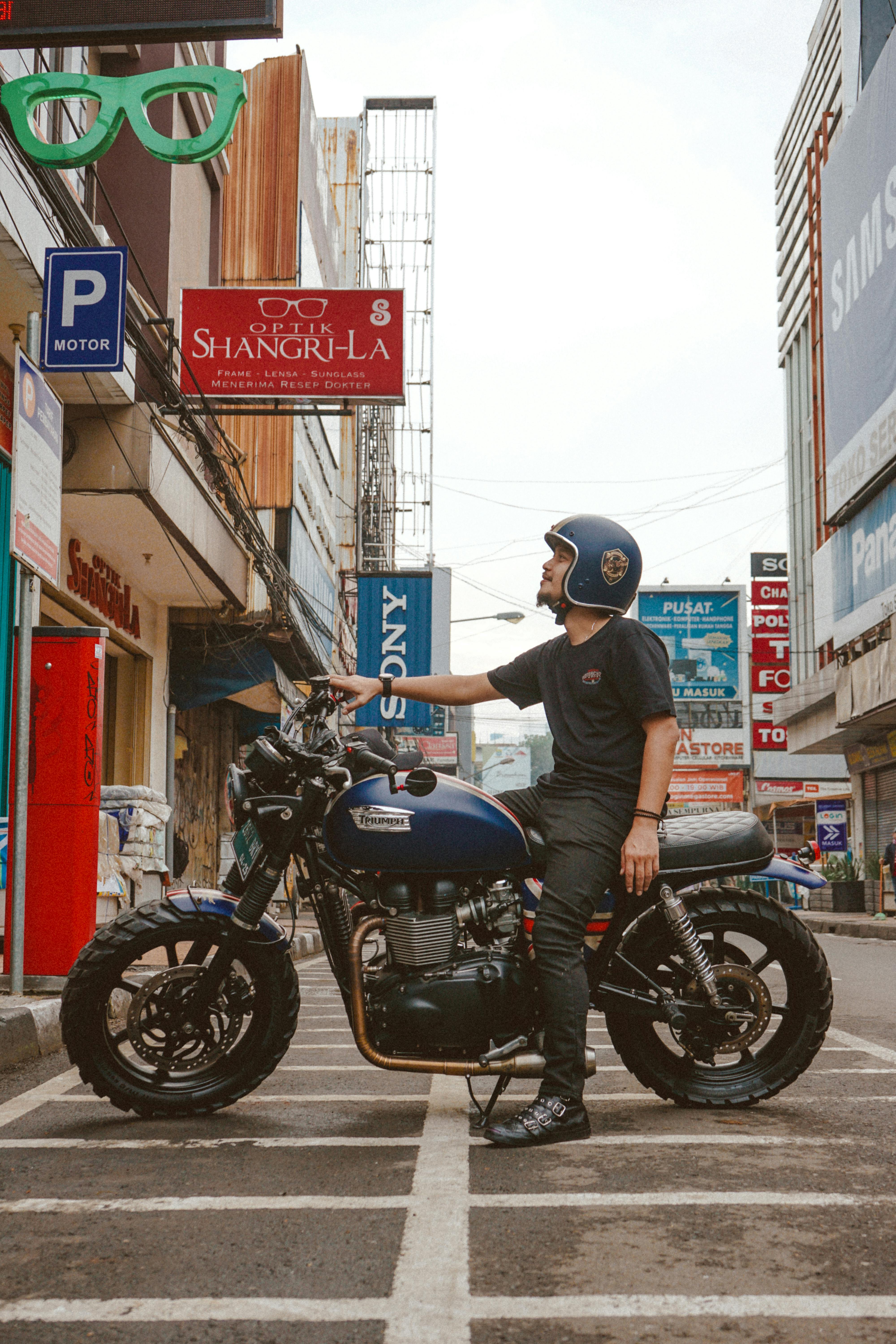 Bust Stop Waiting Asia Photos, Download The BEST Free Bust Stop Waiting ...