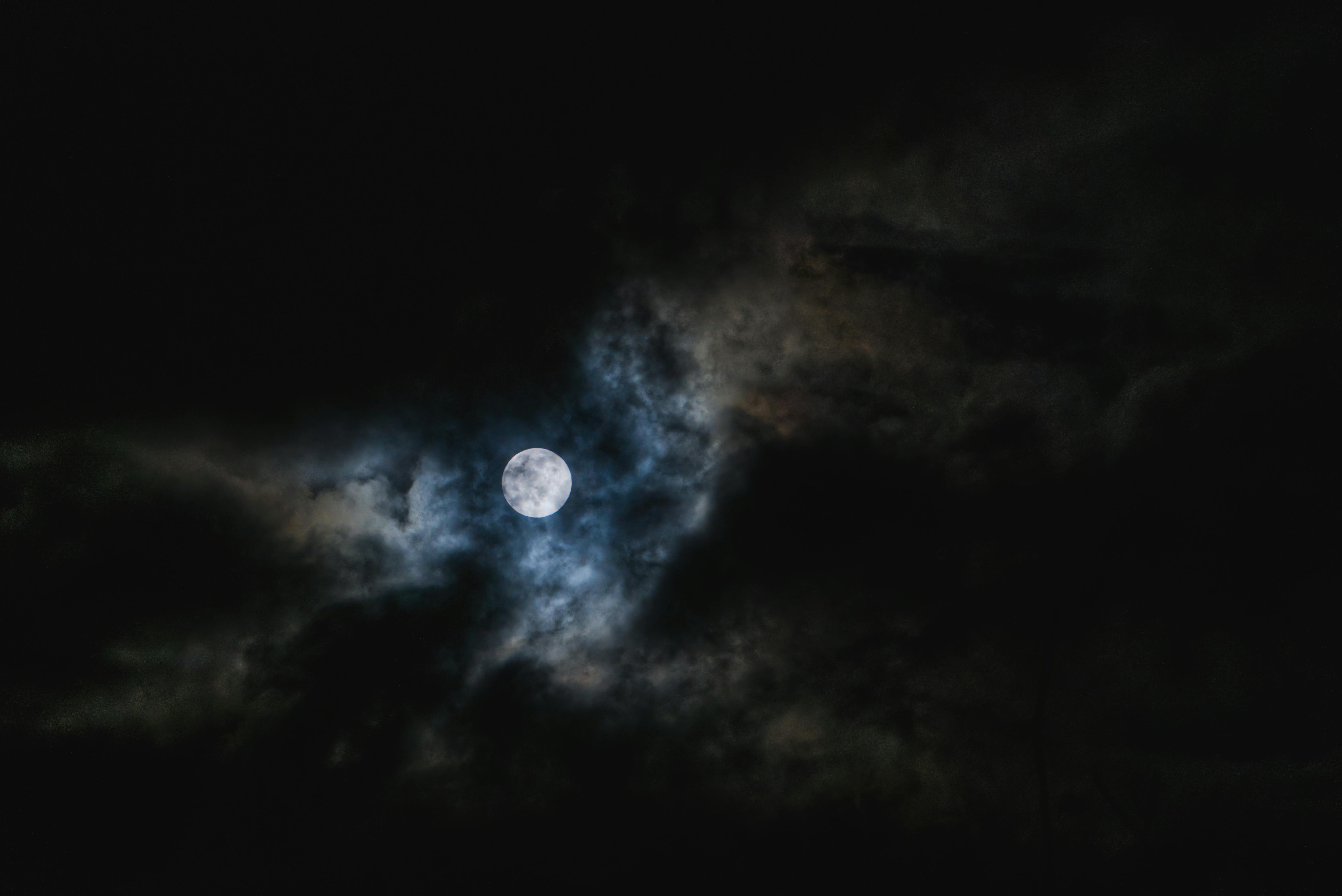 Full Moon in Clouds · Free Stock Photo
