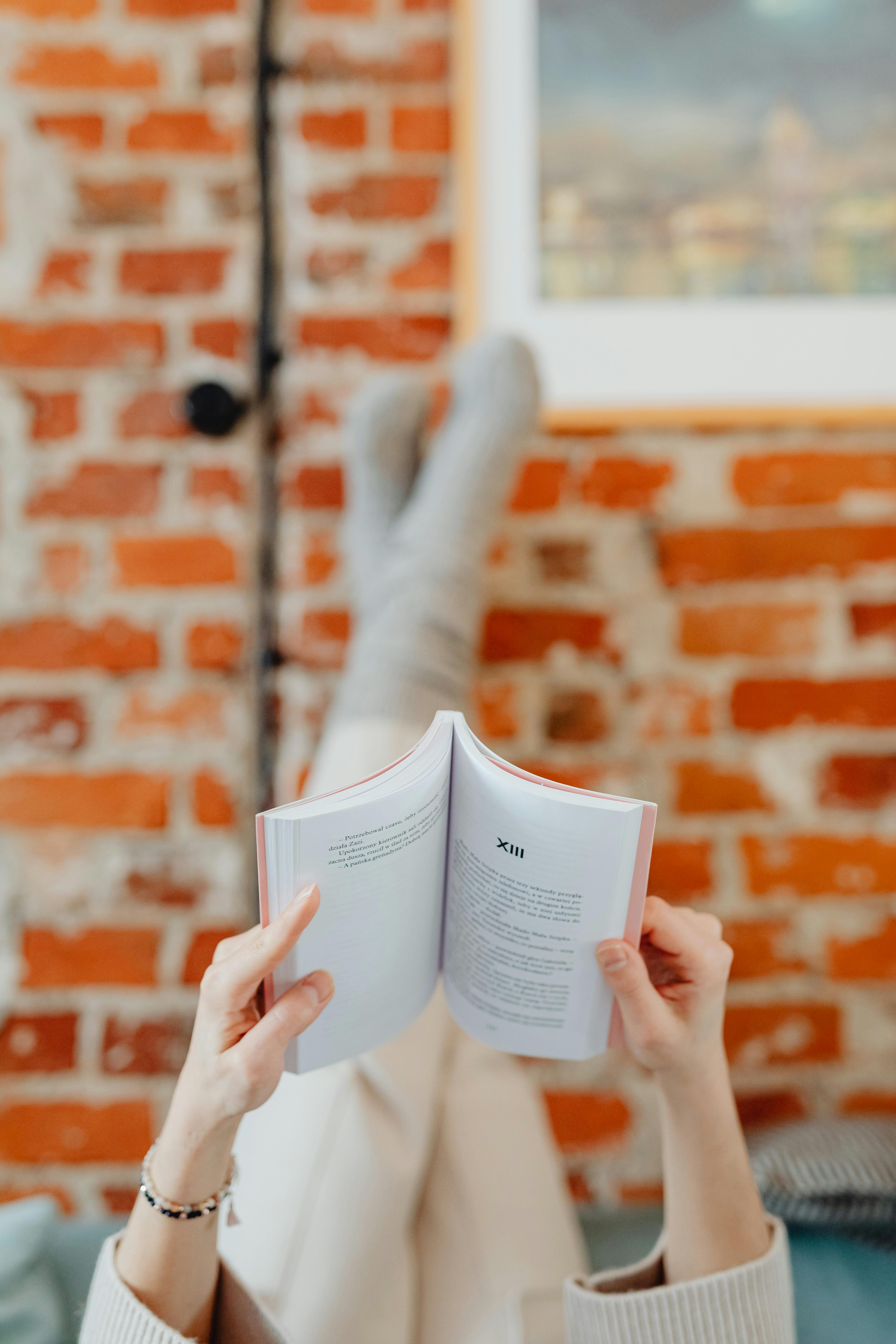Anonymous man with book in hand · Free Stock Photo