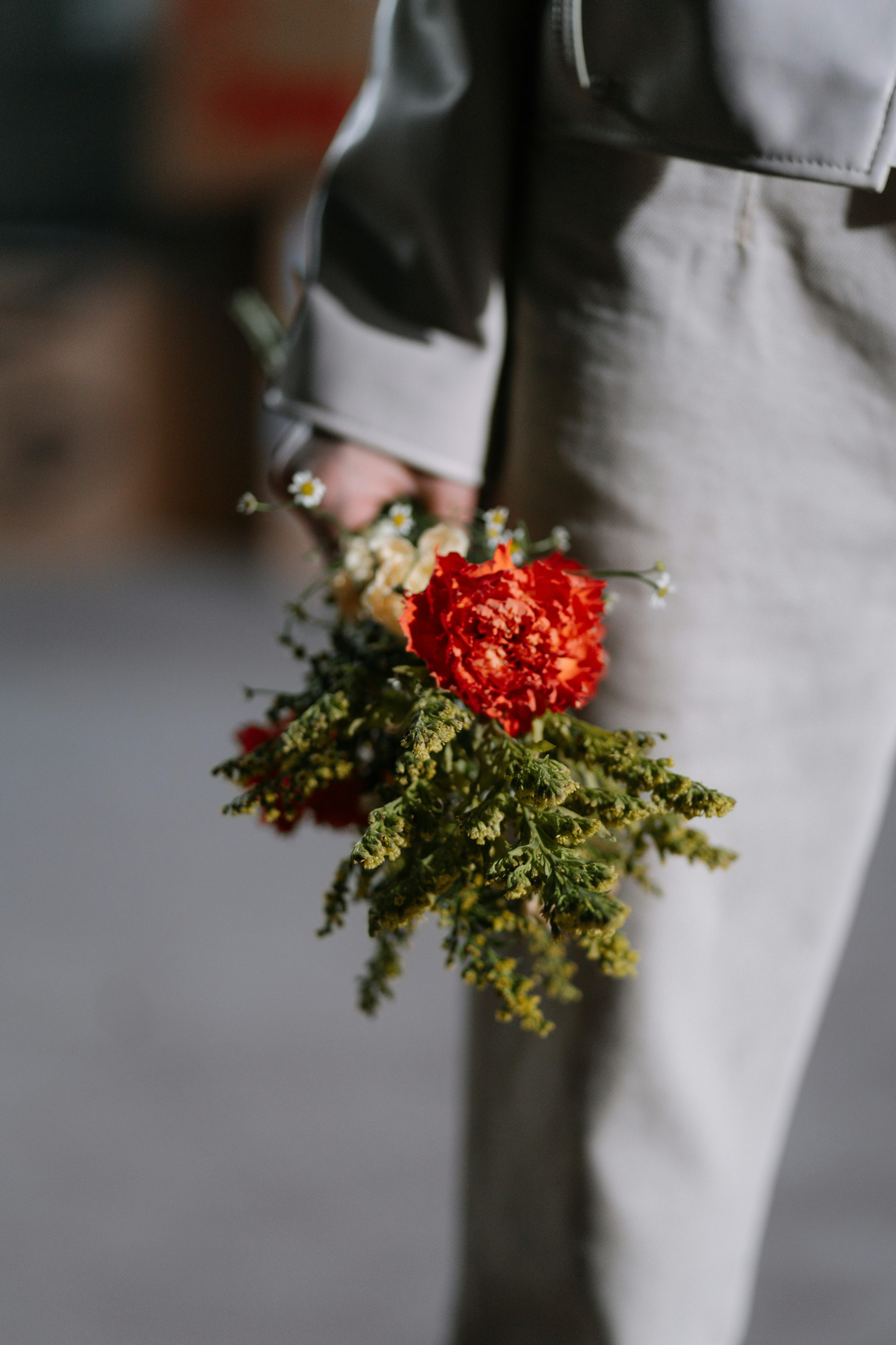 Faceless Aesthetic Woman With Flowers Photos, Download The BEST Free ...