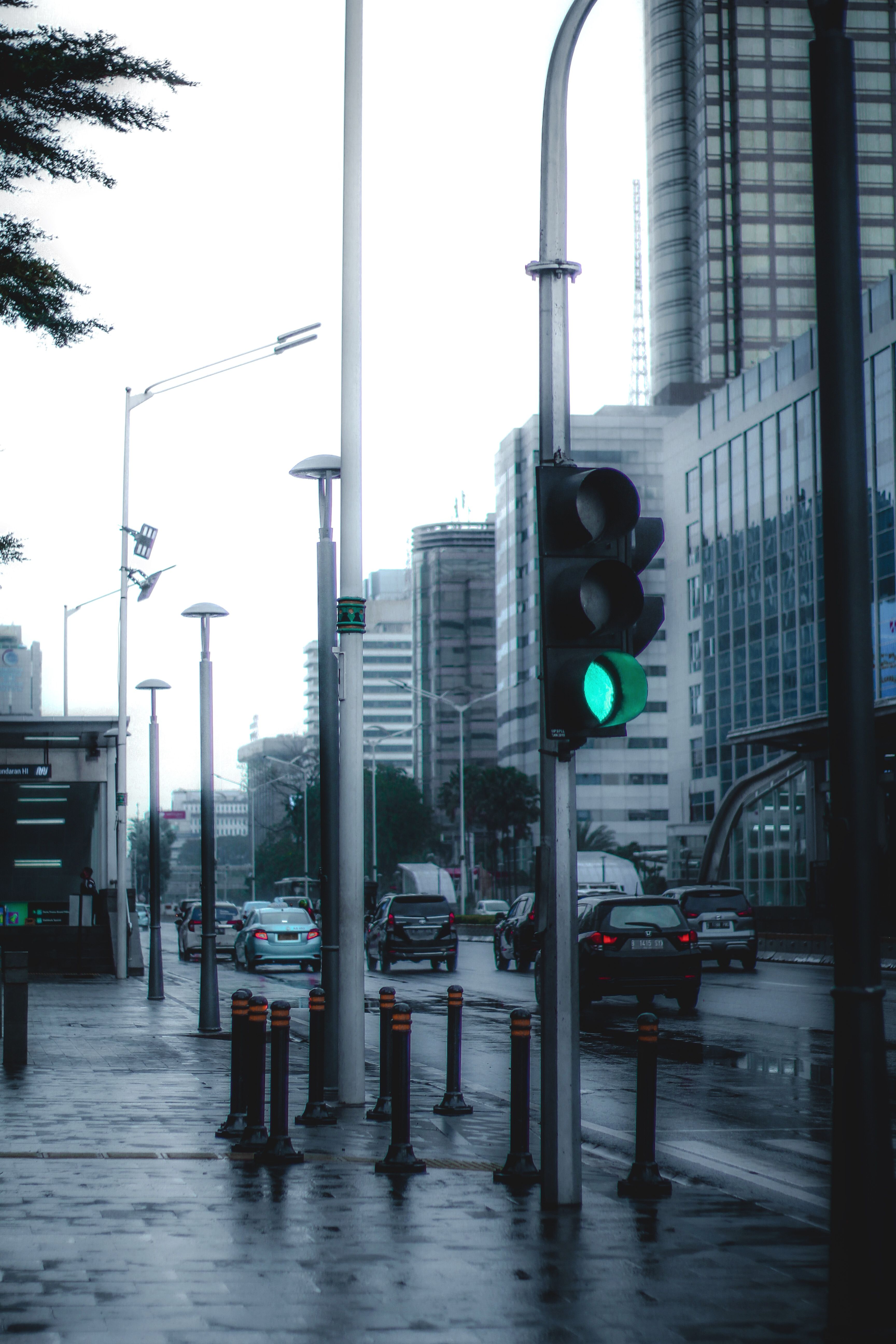 Traffic Light on Road High-saturated Photography · Free Stock Photo