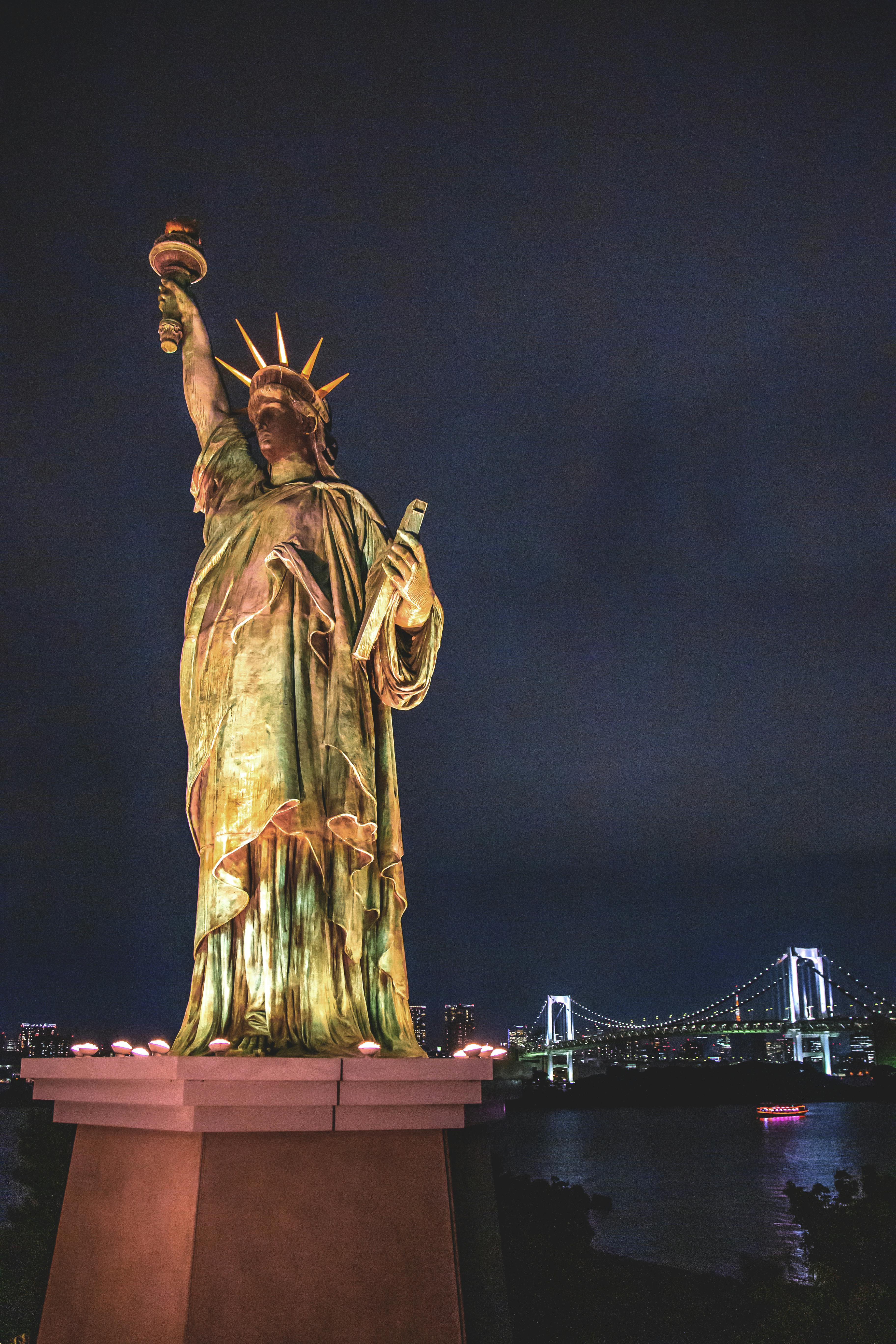 Gold Statue of a Man · Free Stock Photo