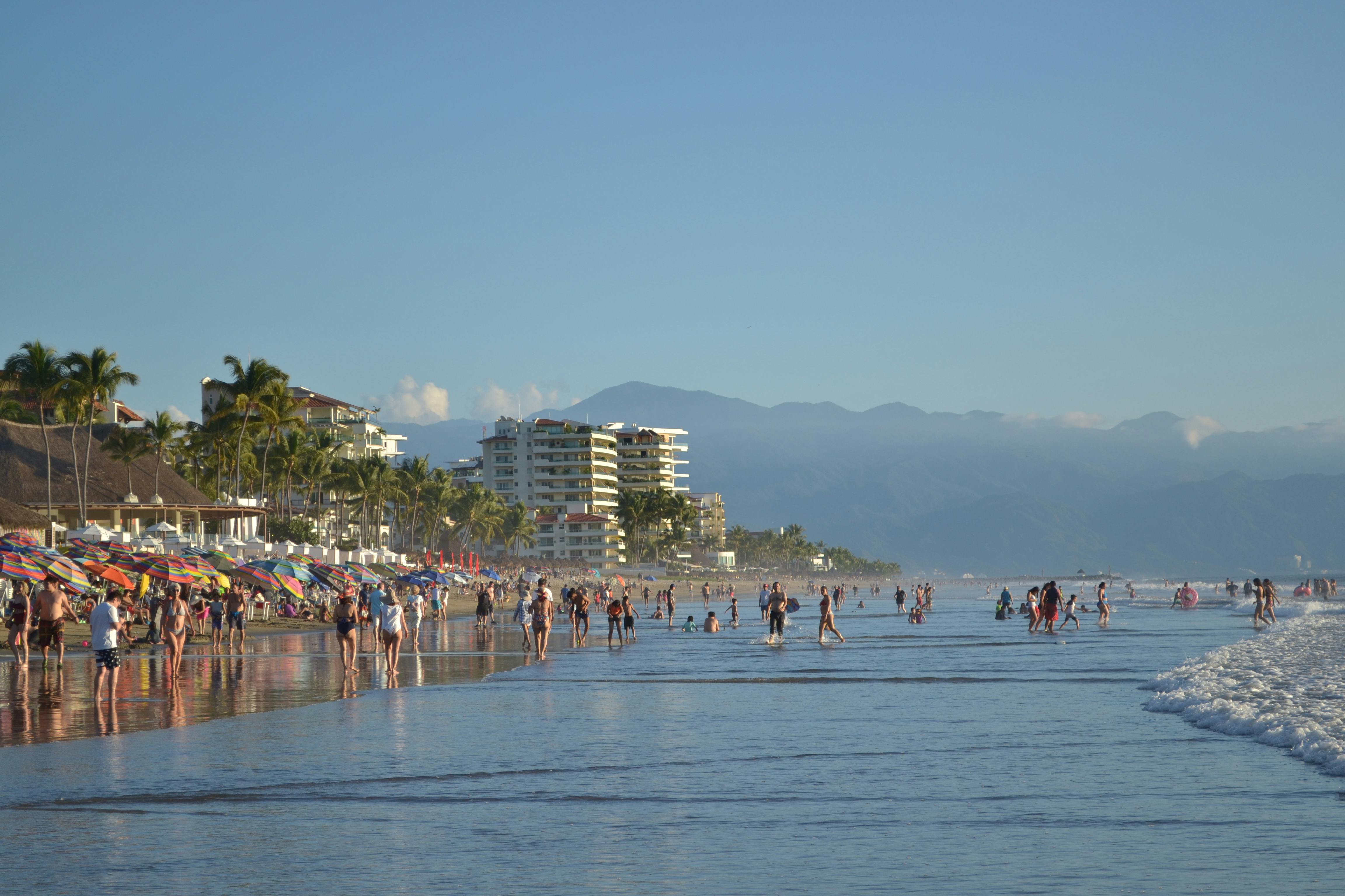 People on the Beach · Free Stock Photo