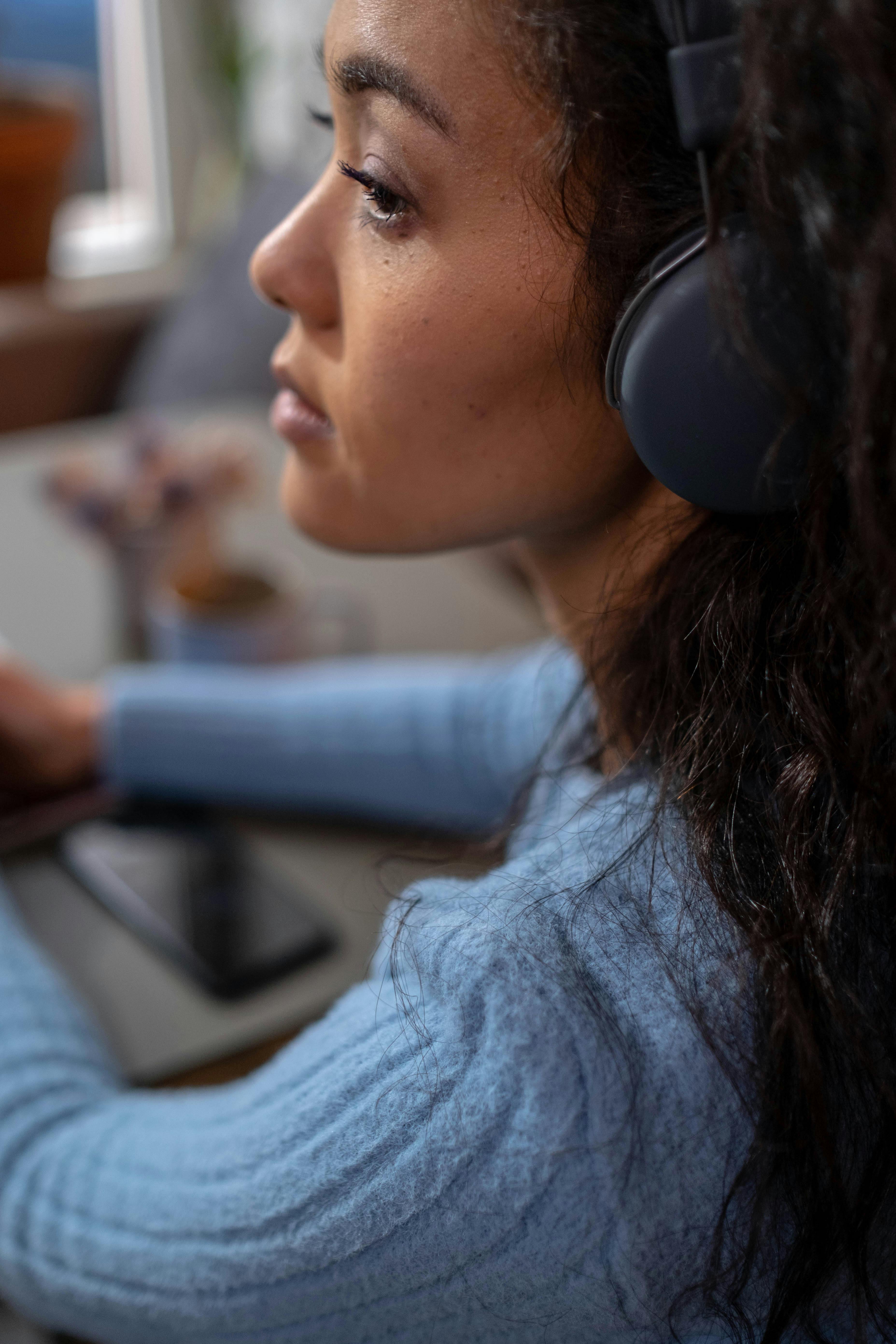 Profile Photo Women With Headphone Photos, Download The BEST Free ...