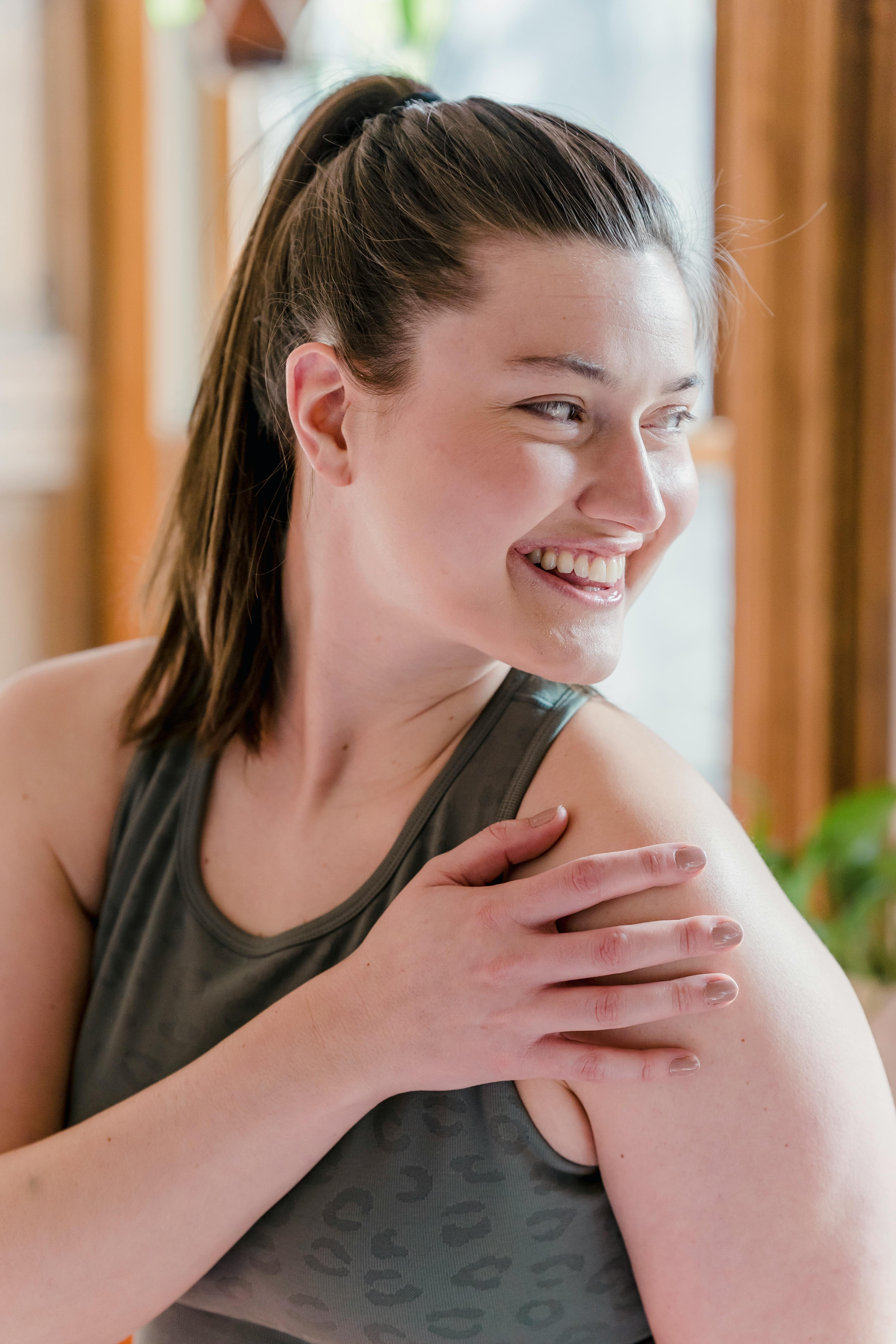 Hand On Shoulder Laughing Photos, Download The BEST Free Hand On ...