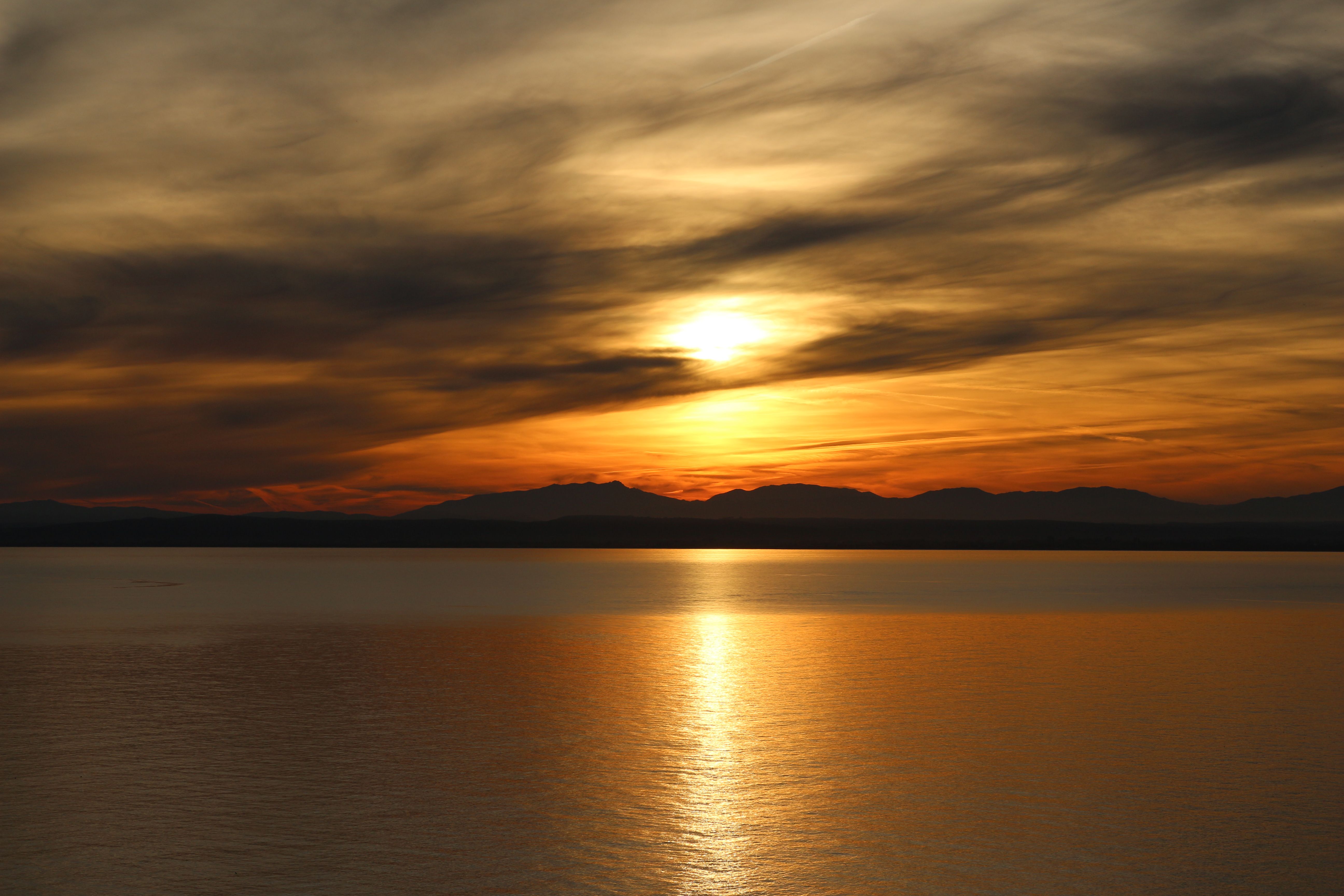 Body of Water Under Sunset · Free Stock Photo