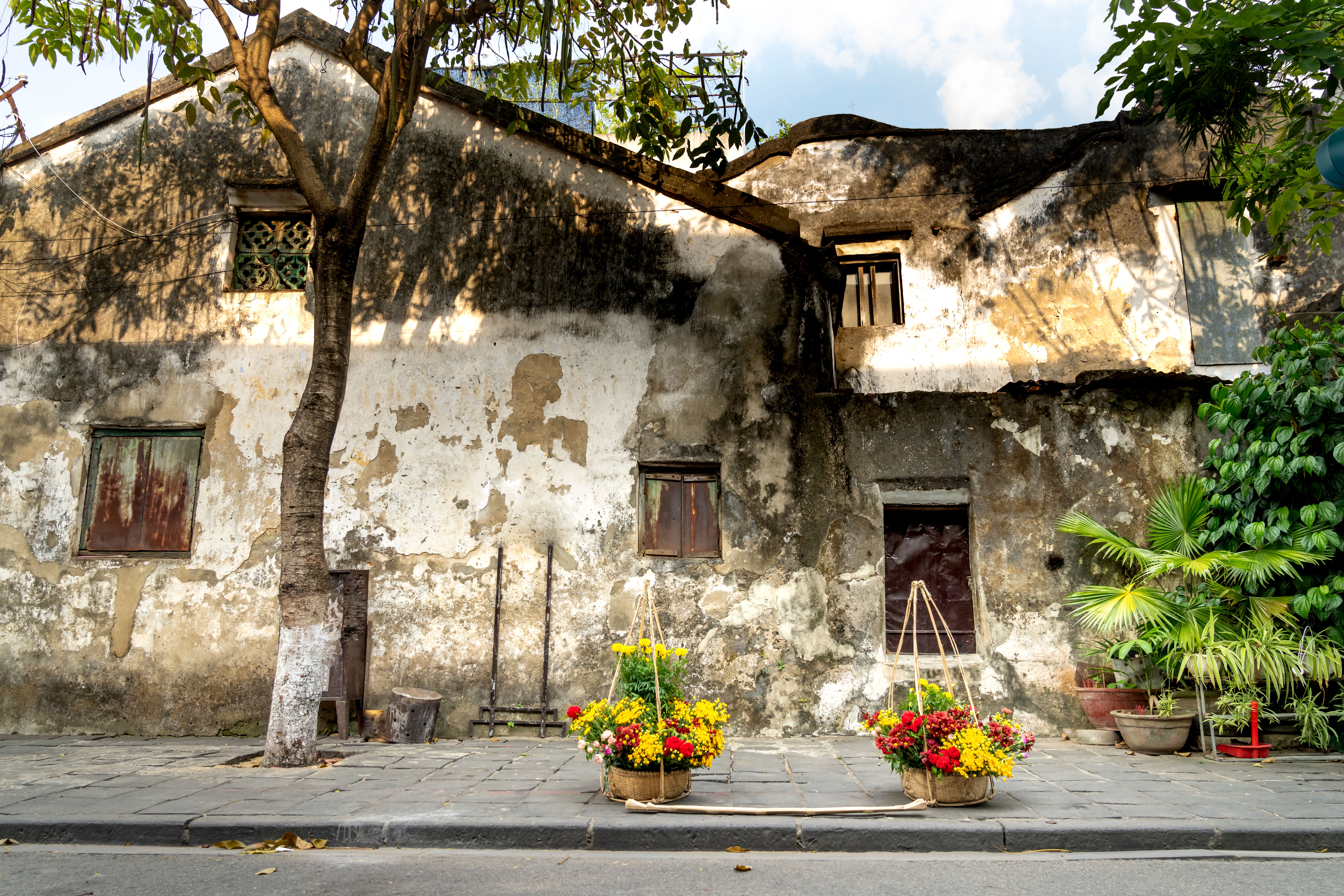 Exterior of weathered old house in countryside · Free Stock Photo