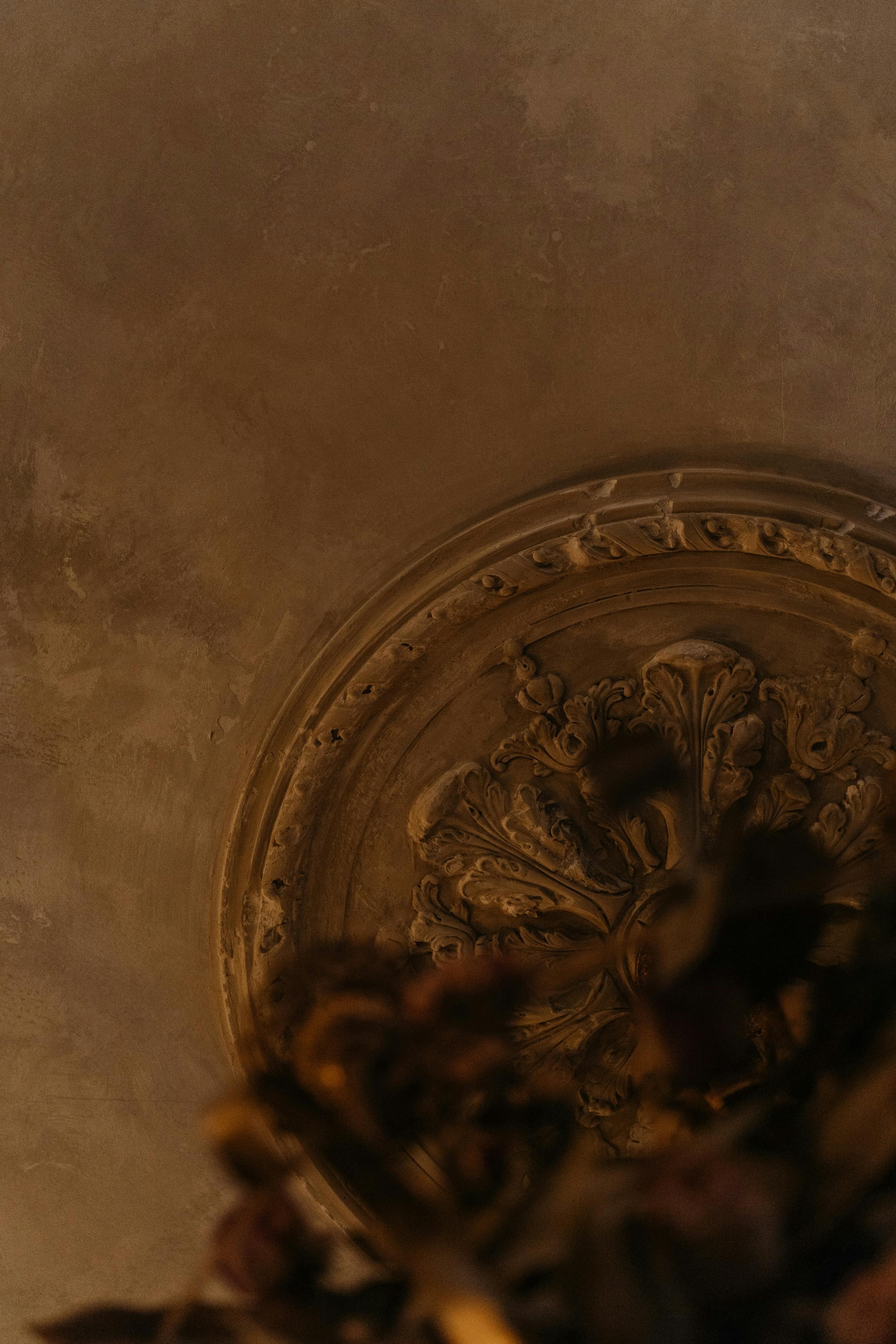 Decoración Ornamentada En El Techo · Foto de stock gratuita